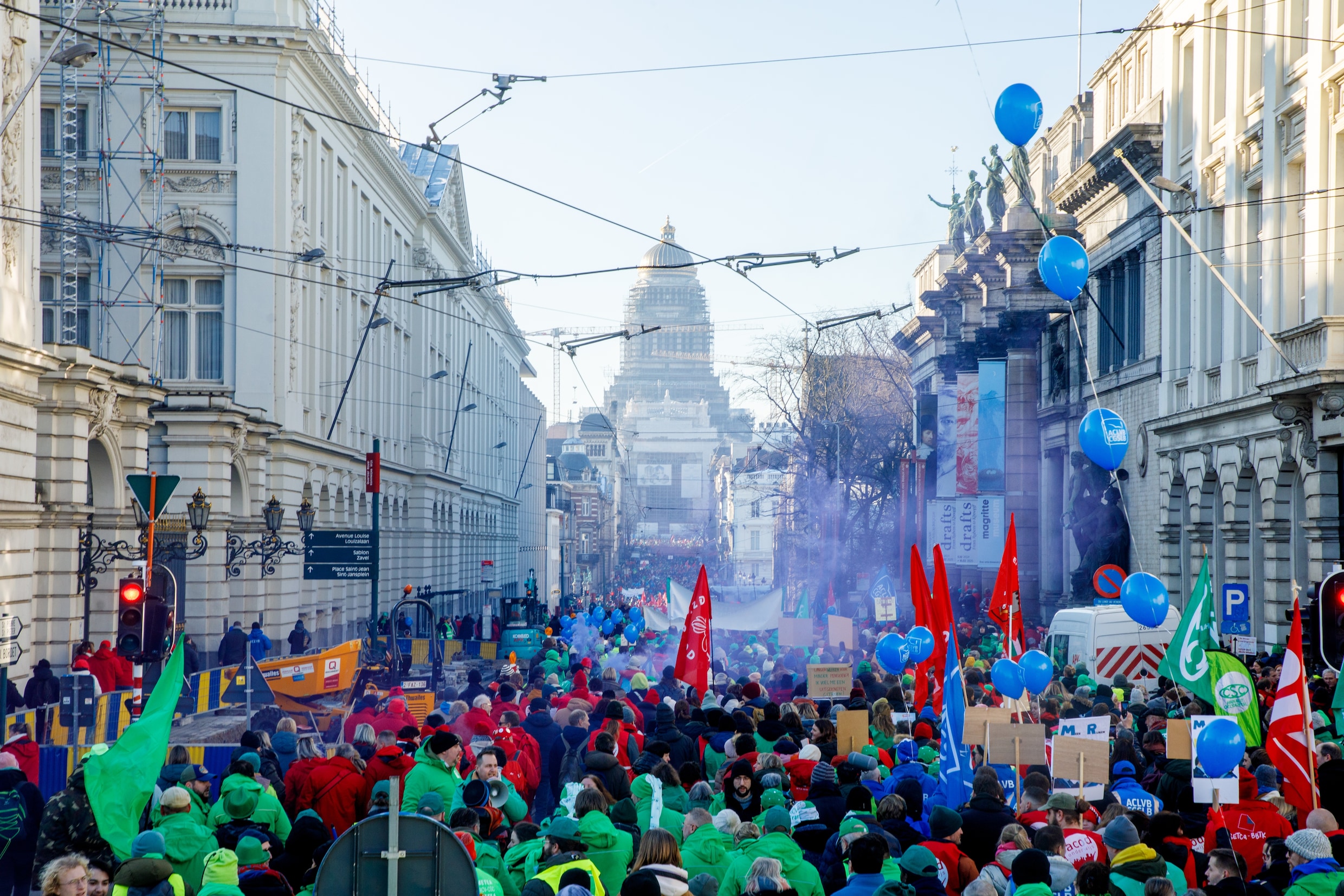Live - Staking. 30.000 mensen betogen tegen pensioenplannen • Meer dan ...