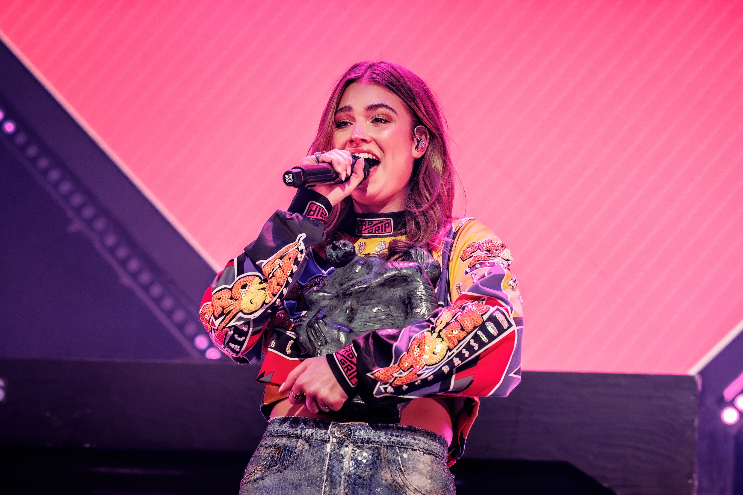 Amper tien nummers, maar deze twintigjarige maakt Nederland helemaal gek: hoe Roxy Dekker alle ...