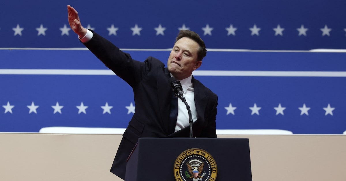 Elon Musk doet tijdens toespraak suggestieve beweging die doet denken ...