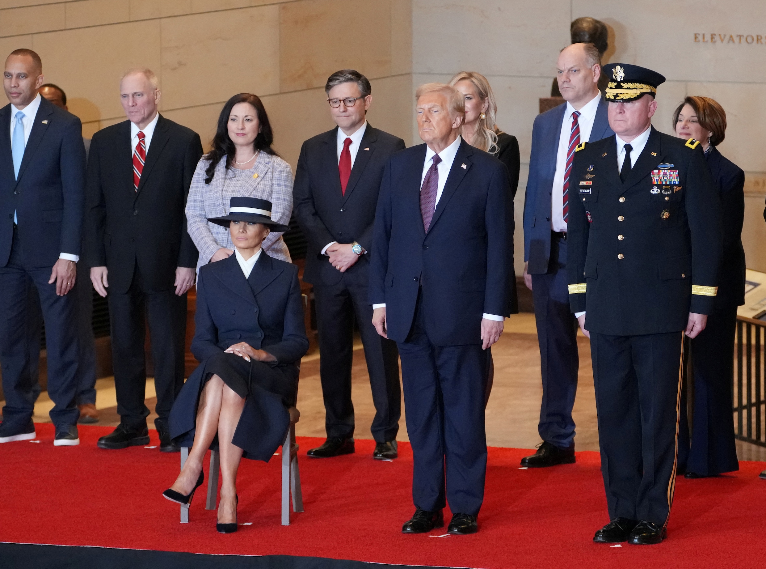 Trump met een zwaard en een mislukte kus: de eerste dag van de nieuwe ...