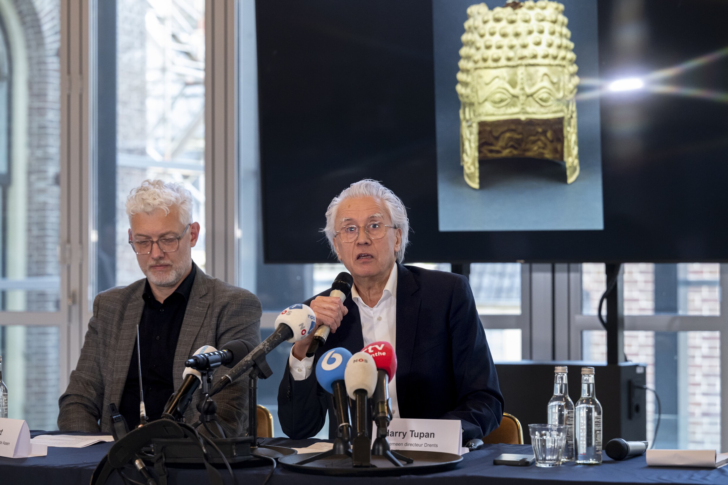 Gouden helm en armbanden gestolen in kunstroof in Nederland: politie ...