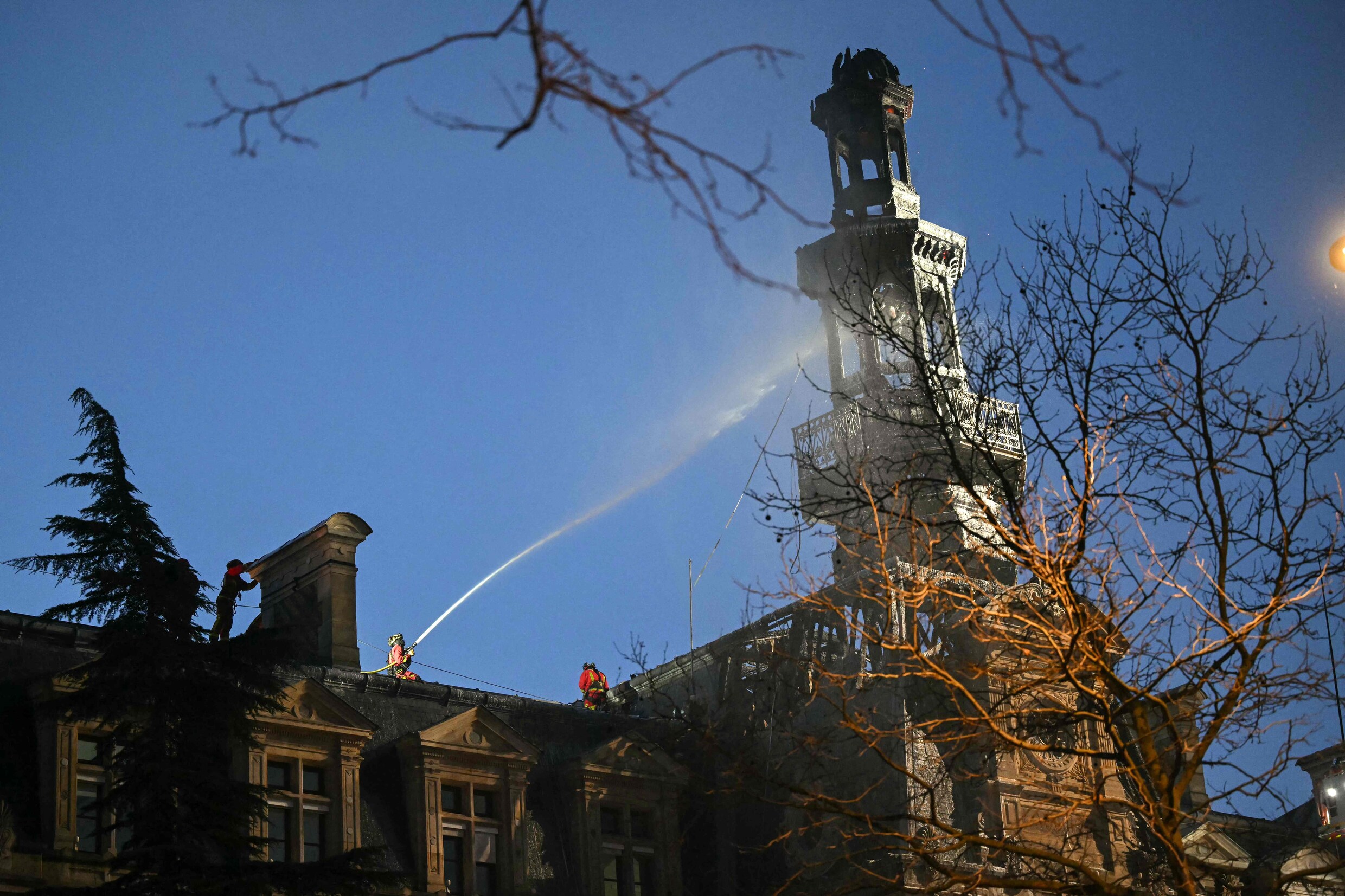 Zware brand in torenspits stadhuis 12de arrondissement Parijs: vuur geblust, geen slachtoffers ...