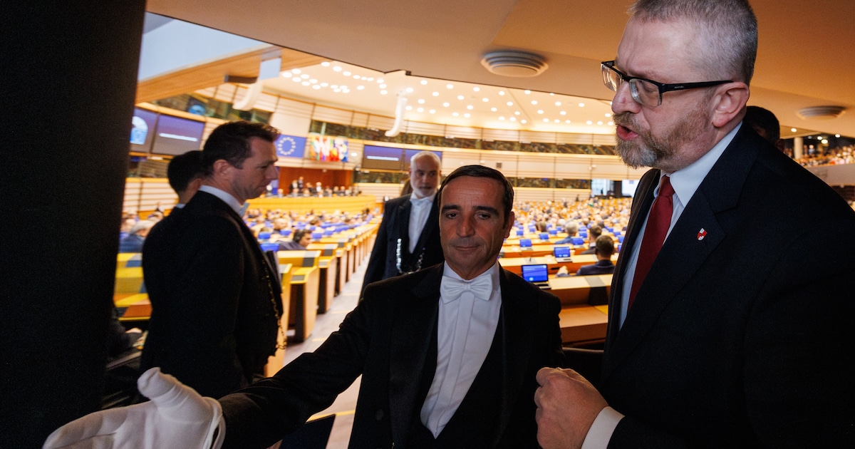‘Verlaat nu deze zaal’: tumult in Europees Parlement nadat Pools ...