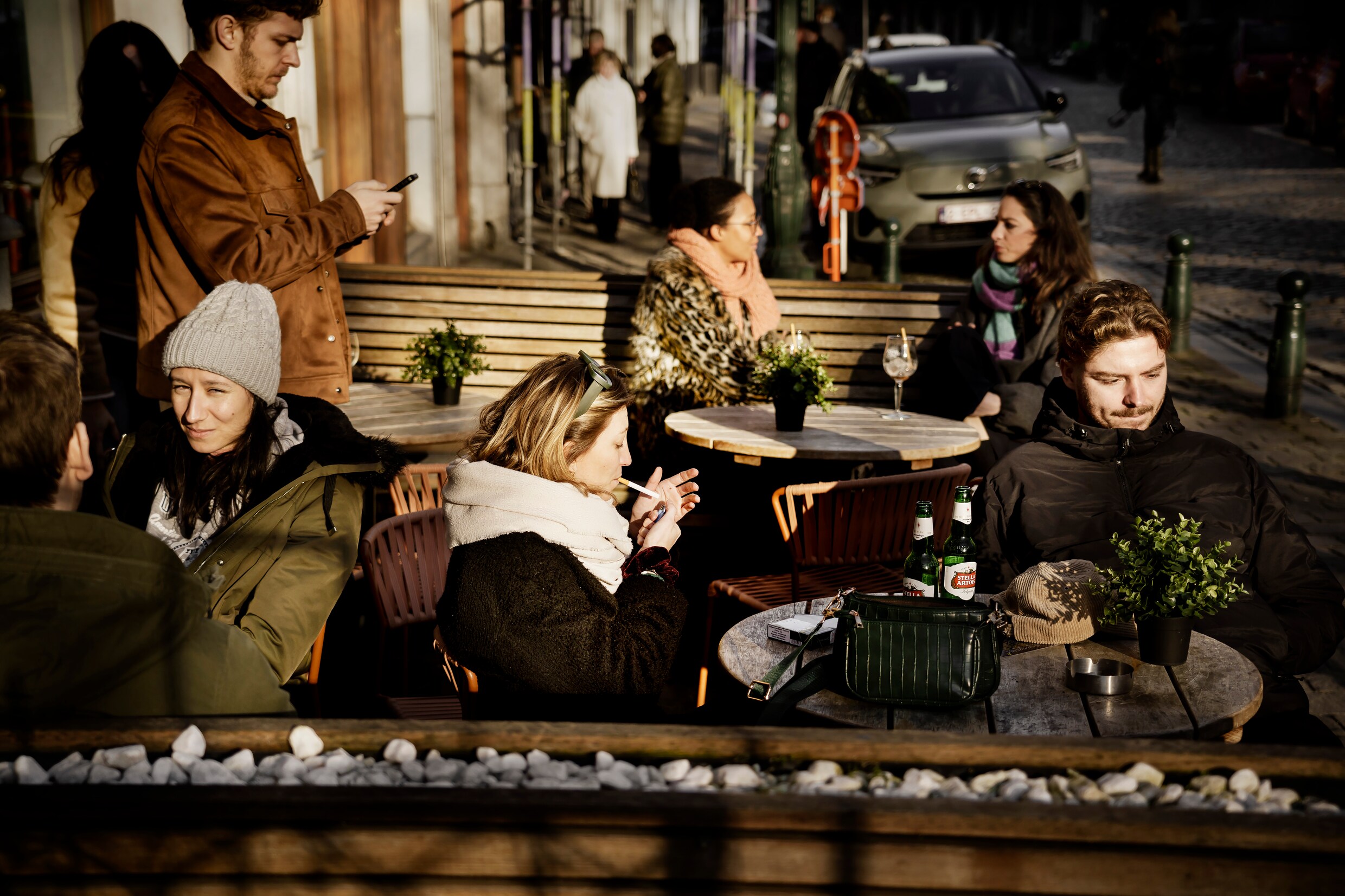 Roken en vapen verboden op terrassen en in rookkamers vanaf 1 januari 2027 | De Morgen