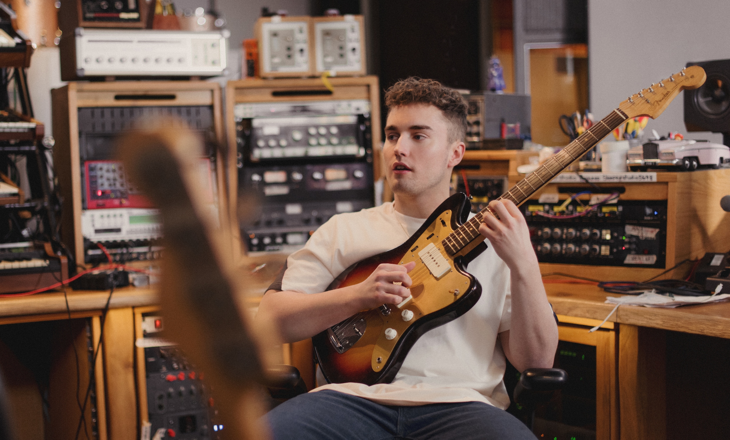 ‘Ik schrijf over wat ik zie, zoals wanneer ik naar het journaal kijk en me weer eens in mijn ...