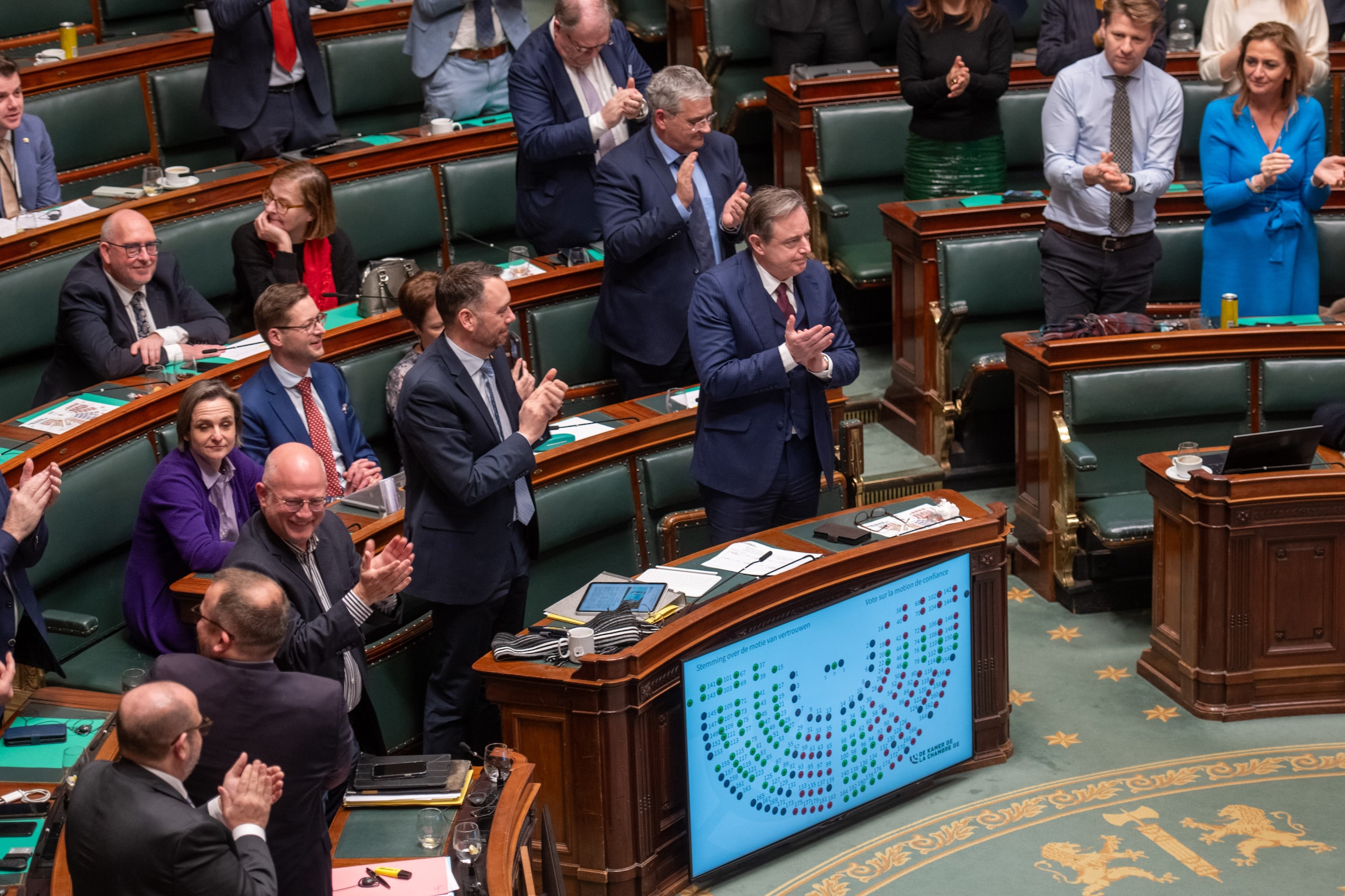 Regering-De Wever krijgt vertrouwen van de Kamer: meerderheid stemt ...