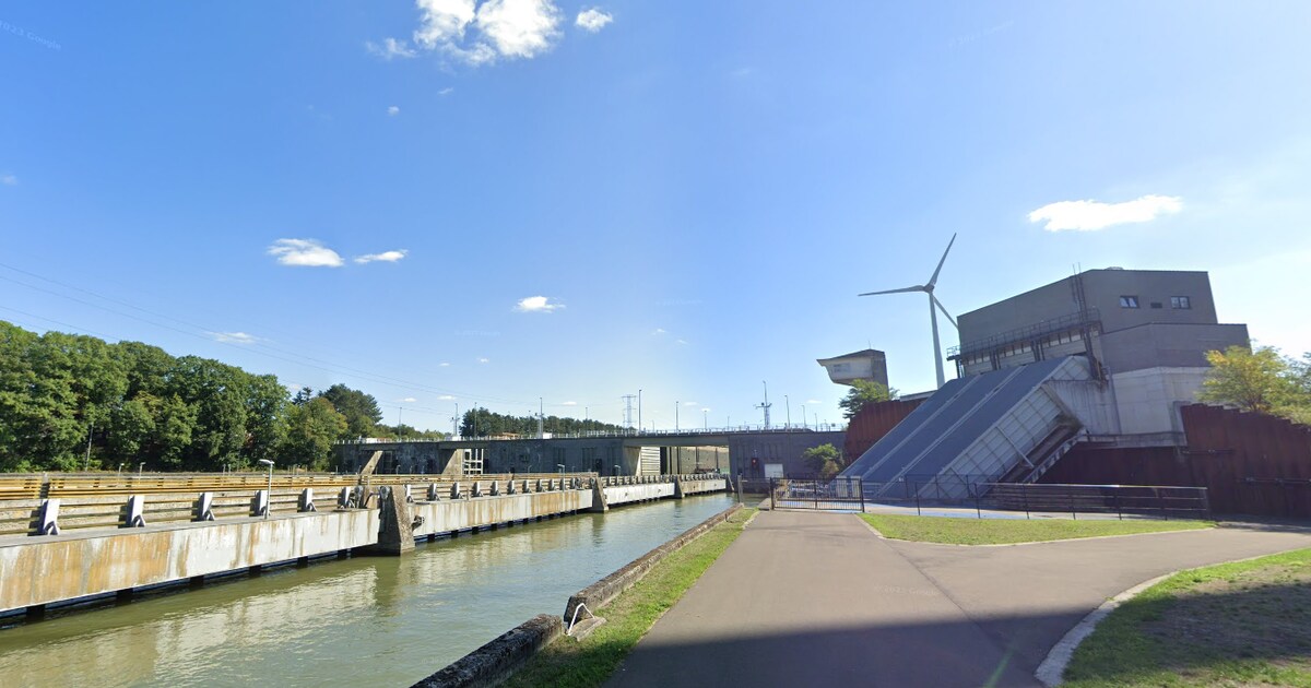 Vrachtschip lekt 10.000 liter olie op Albertkanaal in Olen, alle ...