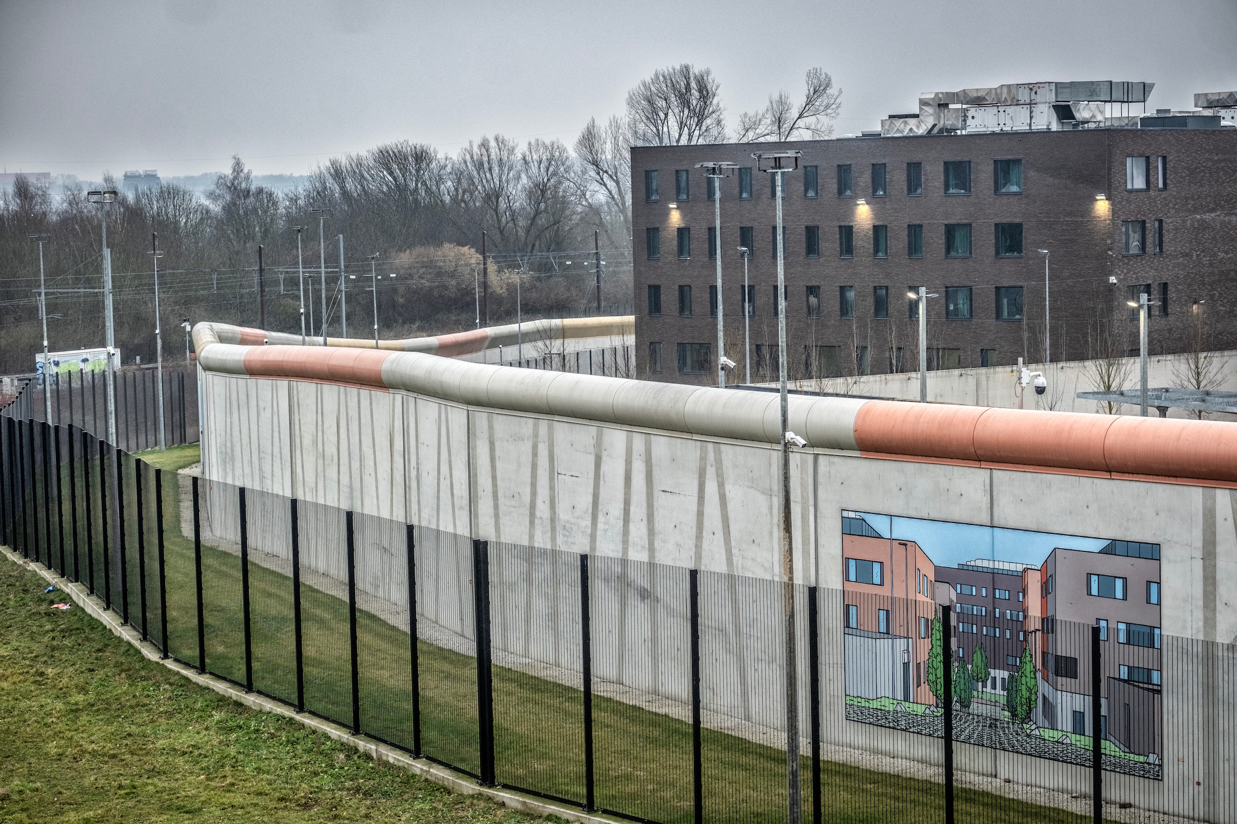 Twaalf cipiers en gedetineerden gearresteerd in onderzoek naar ...