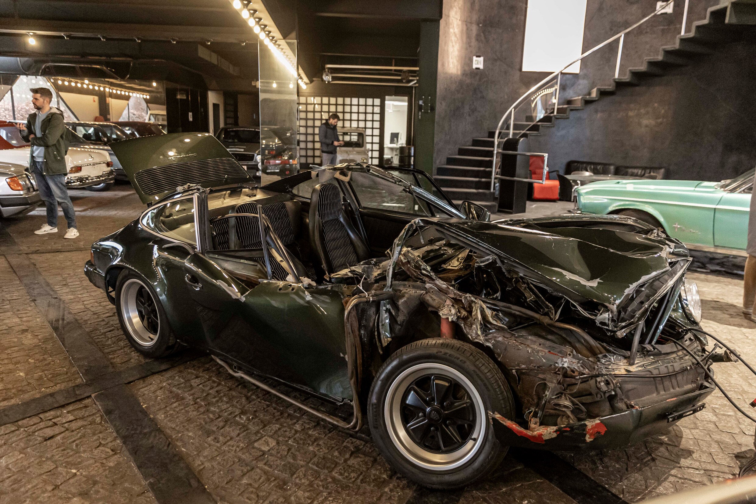 Tom Waes ziet zijn gecrashte Porsche geveild voor het goede doel | De ...