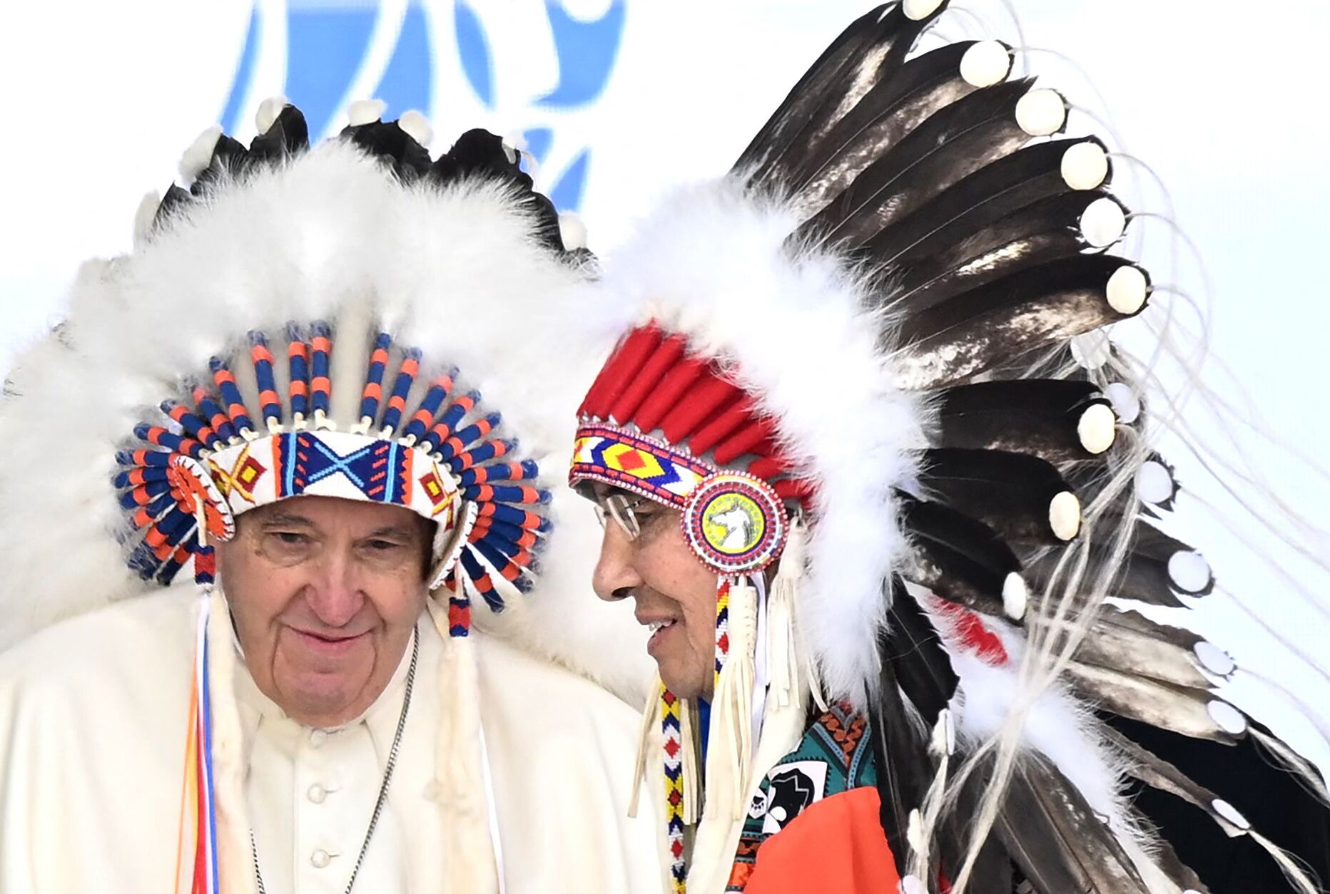 Paus geeft tientallen voorwerpen terug aan inheemse volken in Canada ...