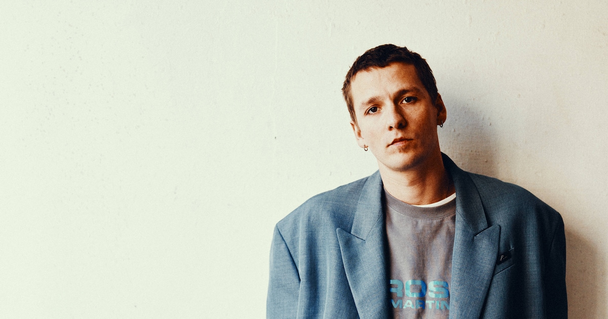 Oliver Symons kiest voor eigen naam en hertekent soloproject: ‘Ik zing ...