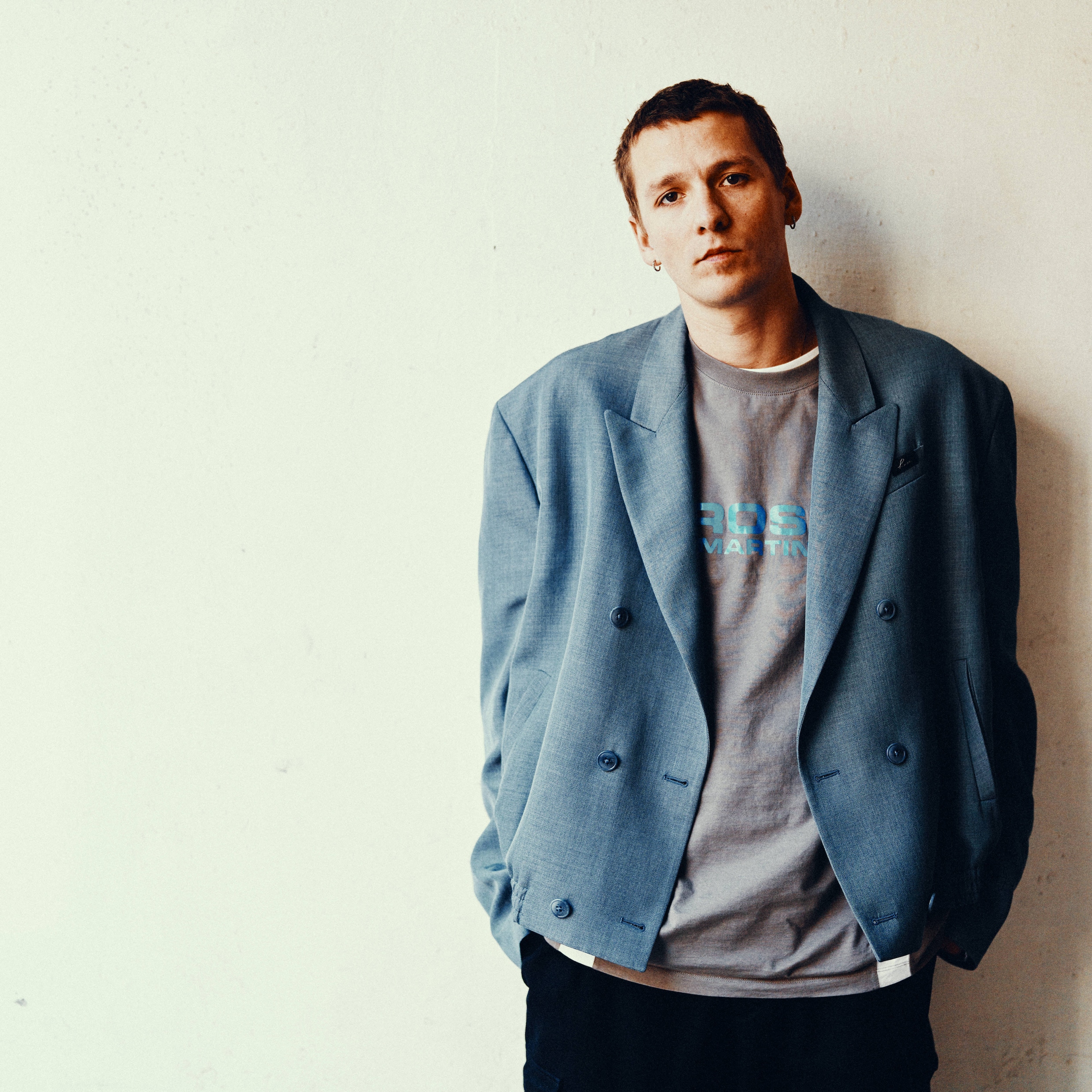 Oliver Symons kiest voor eigen naam en hertekent soloproject: ‘Ik zing ...