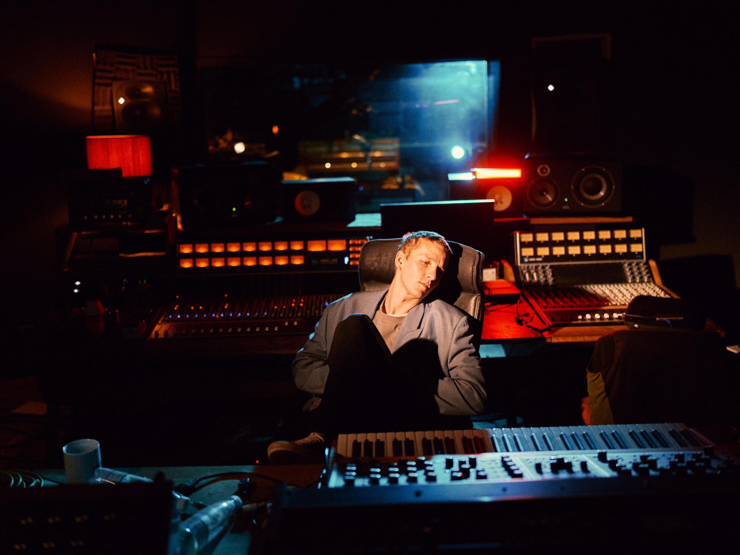 Oliver Symons kiest voor eigen naam en hertekent soloproject: ‘Ik zing ...