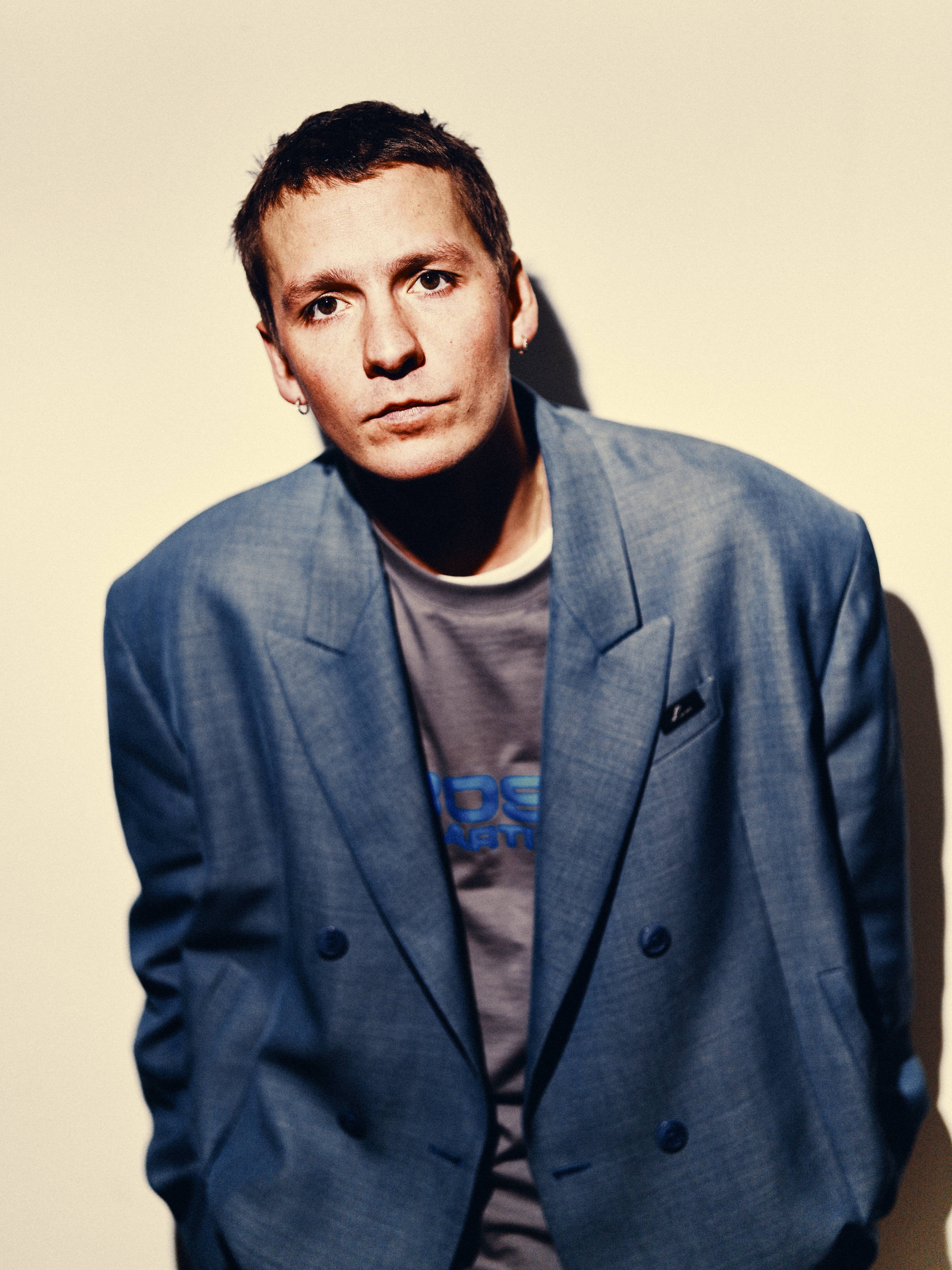 Oliver Symons kiest voor eigen naam en hertekent soloproject: ‘Ik zing ...