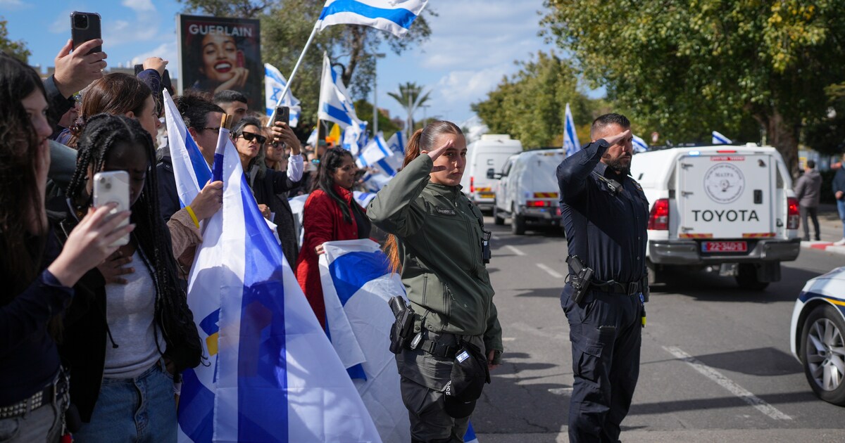 Live - Lichamen gijzelaars aangekomen in Tel Aviv, Hamas zegt ‘alles ...