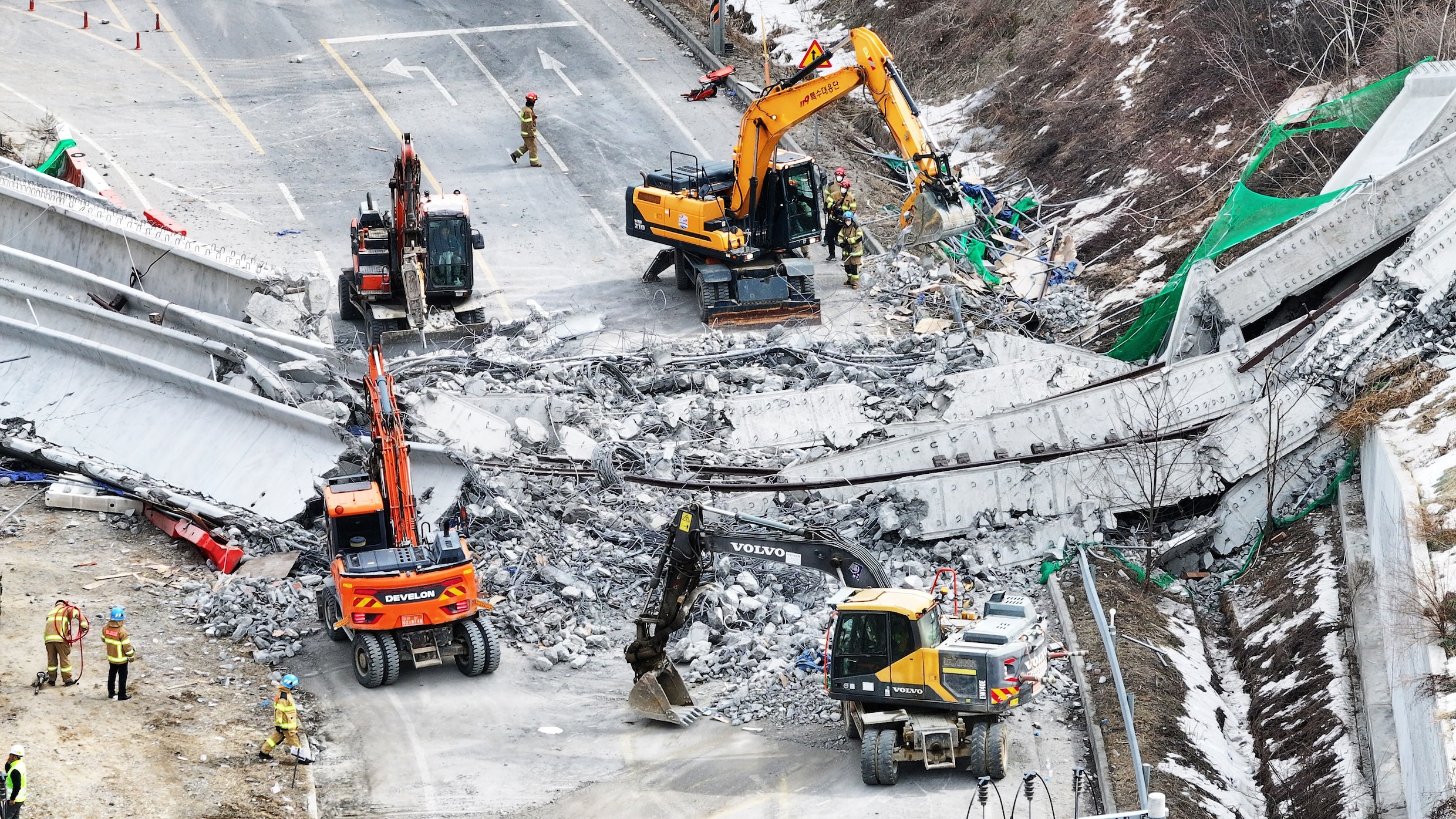 Minstens vier doden en zes gewonden nadat brug in Zuid-Korea instort ... Minstens vier doden en zes gewonden nadat brug in Zuid-Korea instort ...