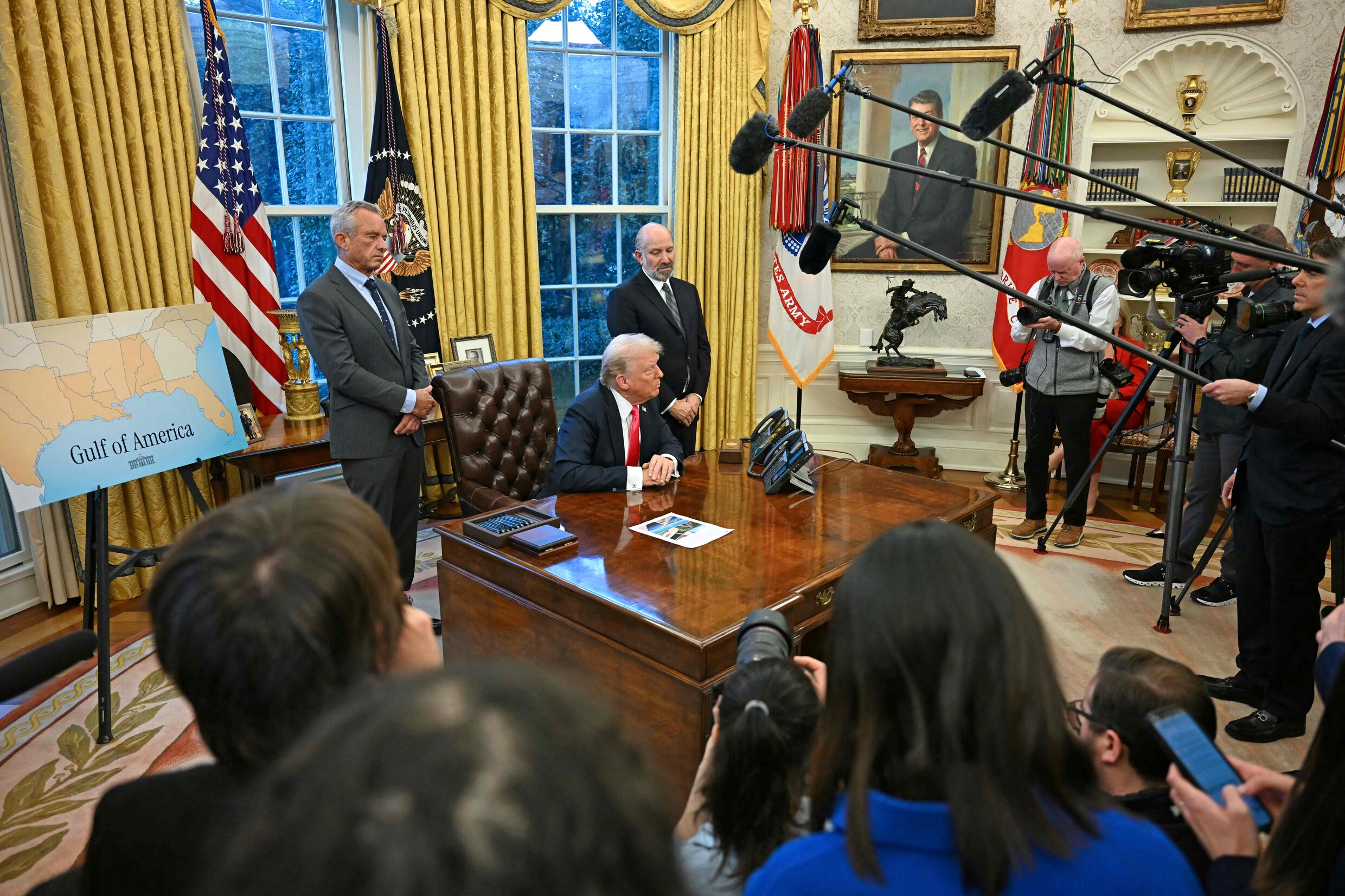 Live - Kaalslag overheidsapparaat zet door: ‘Trump wil vandaag ...