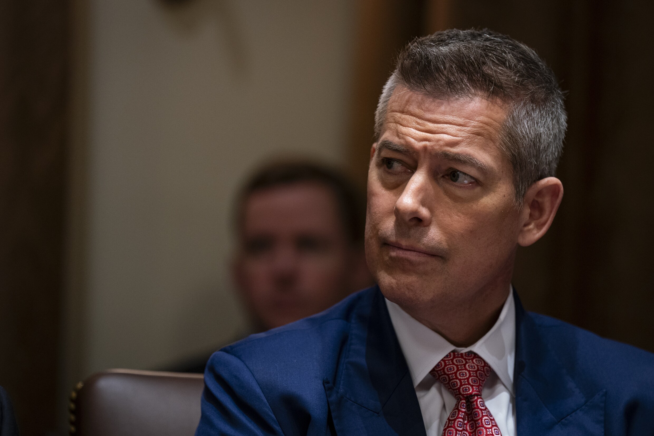 Trump grijpt in bij verhitte discussie tussen Elon Musk en ministers ...