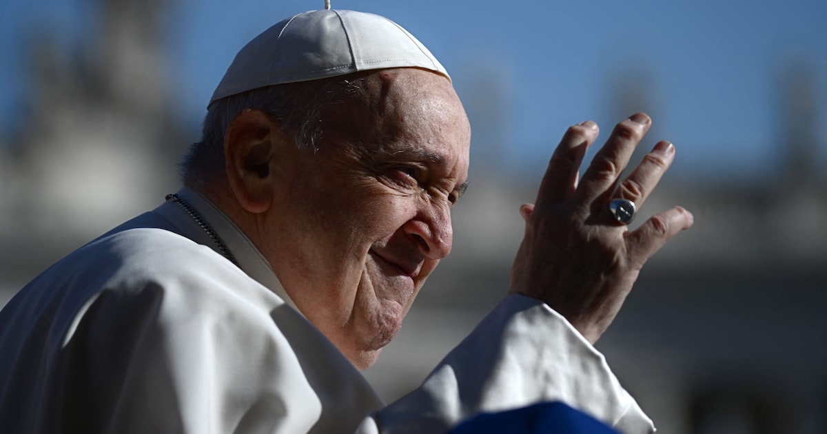 Paus Franciscus verkeert ‘niet langer’ in kritieke toestand | De Morgen