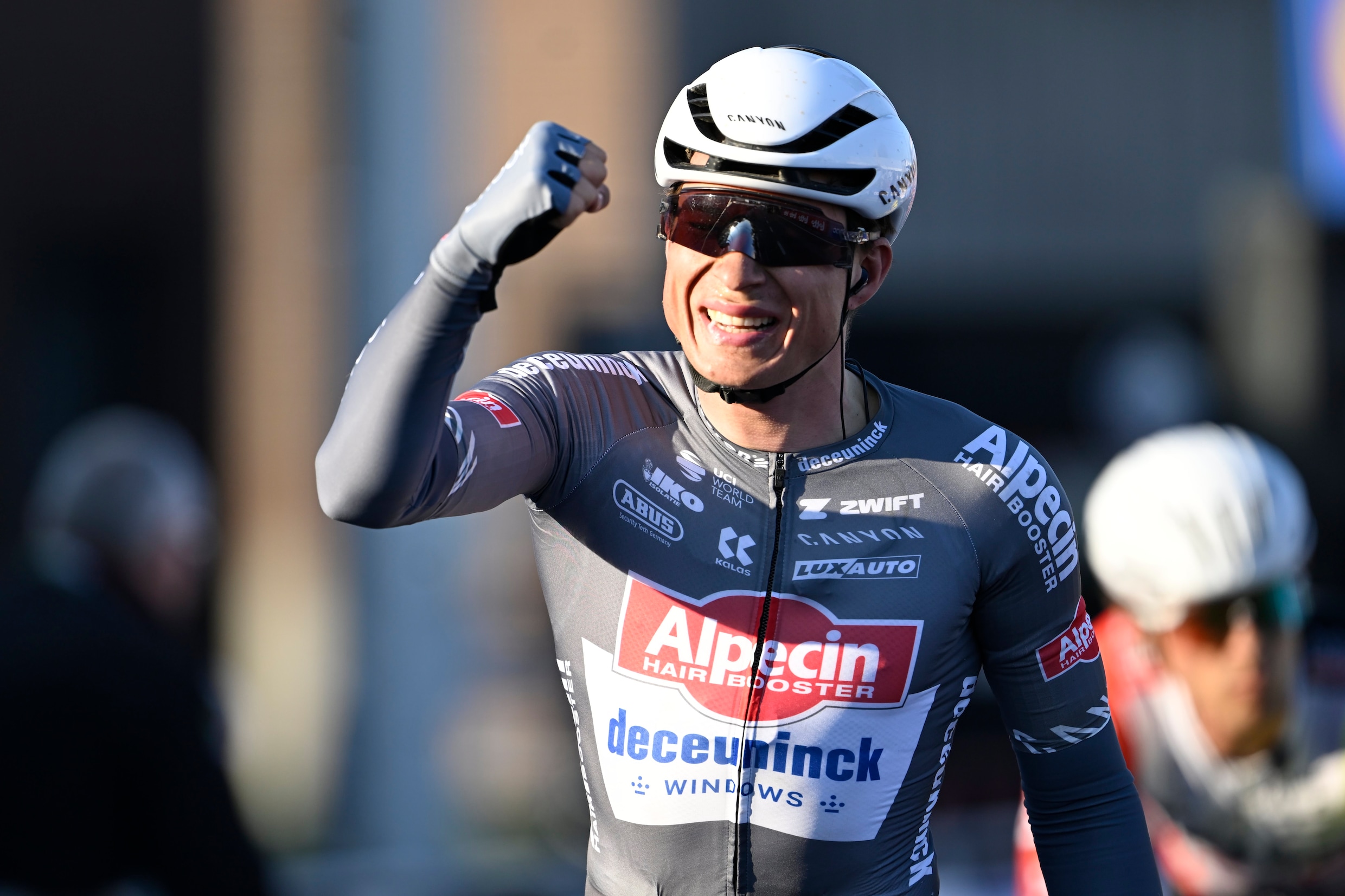 Jasper Philipsen wint Kuurne-Brussel-Kuurne na massasprint | De Morgen