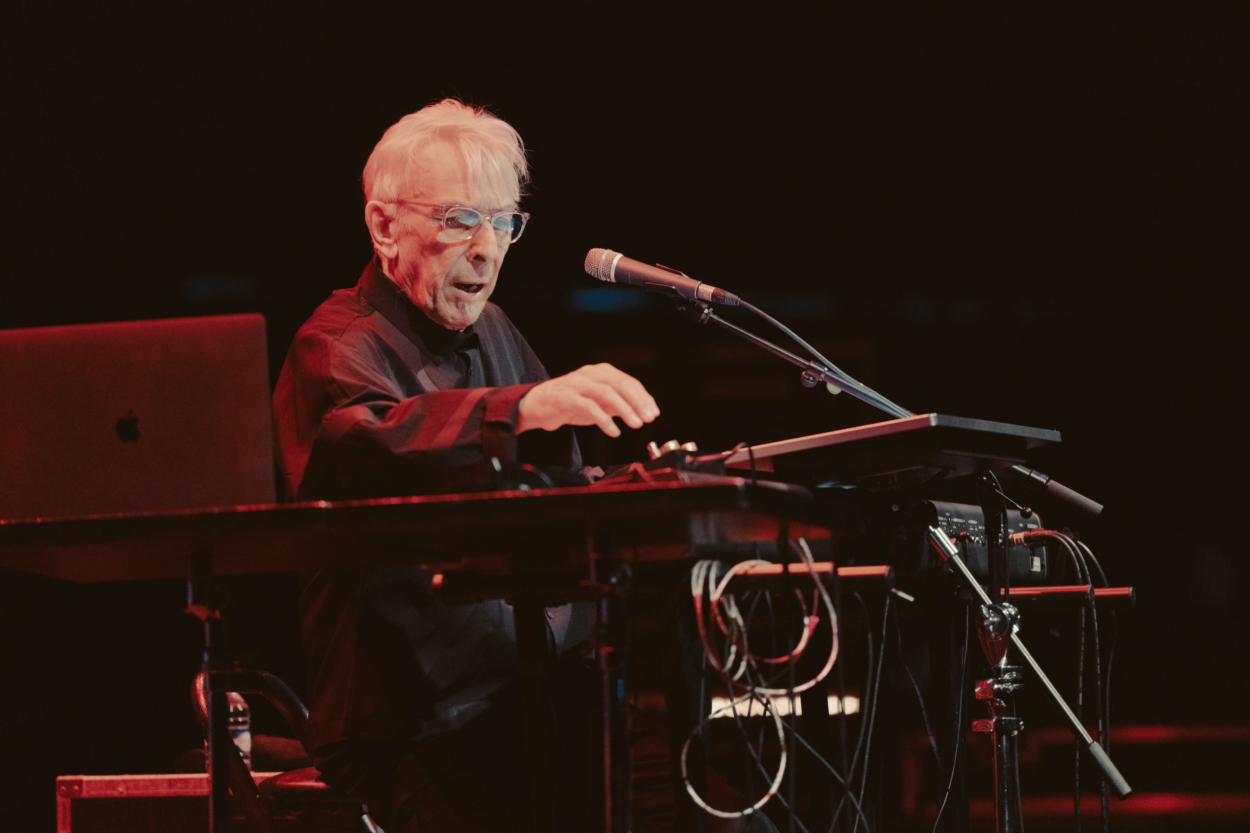 Hij haalt uit en haalt nog eens uit: John Cale (82) kan het nog, zo ...