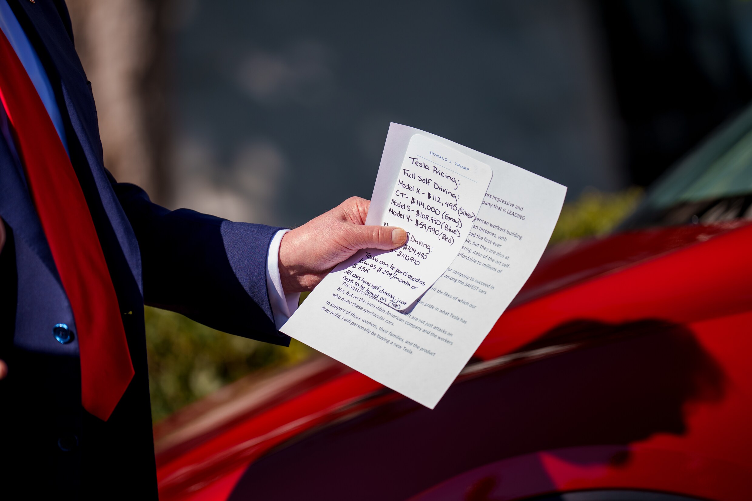 Spiekbriefje van Trump leest als een catalogus: president koopt live ...