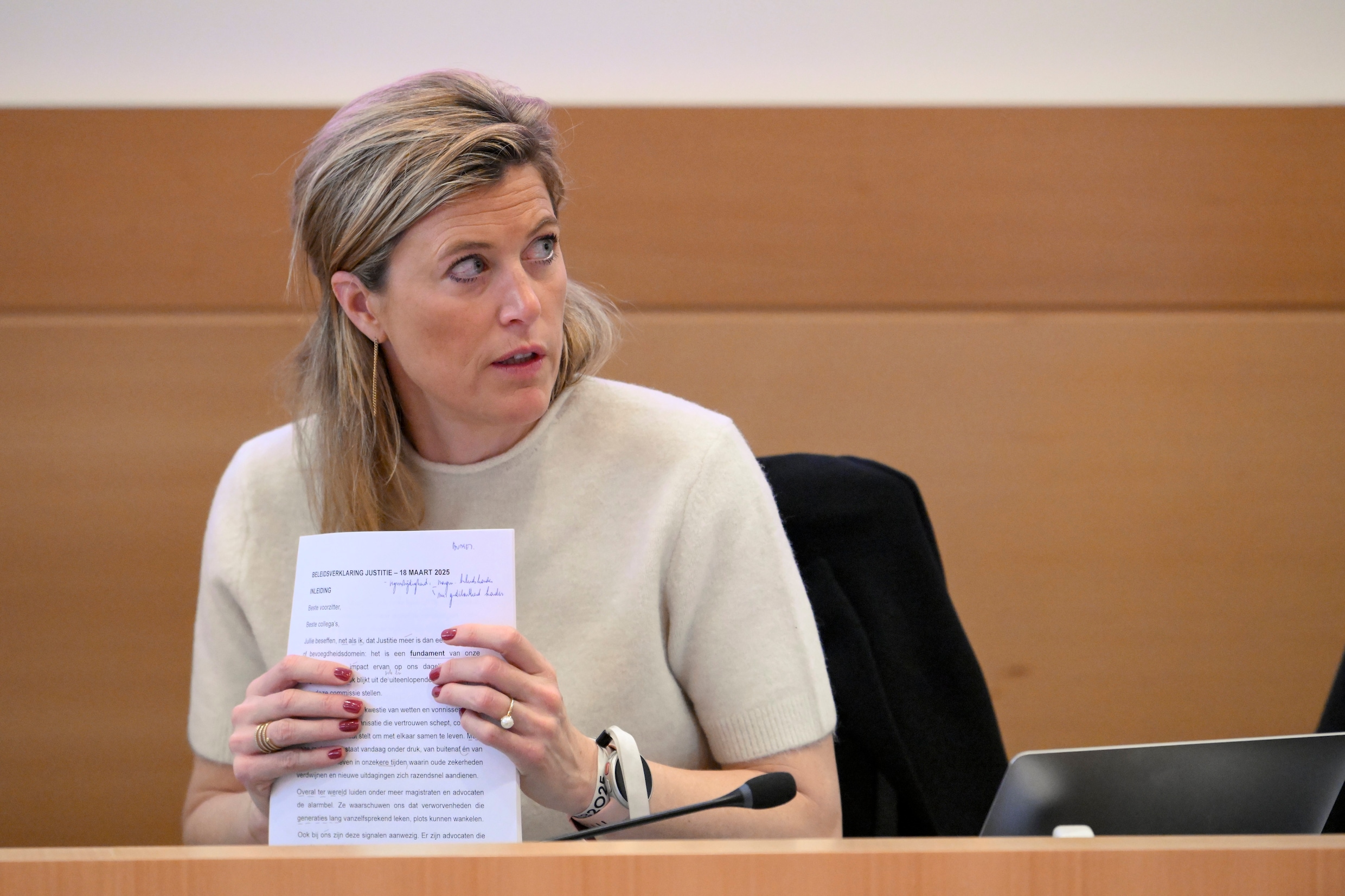 ‘U denkt dat wij onnozelaars zijn’: oppositie niet overtuigd door verdediging minister Verlinden ...