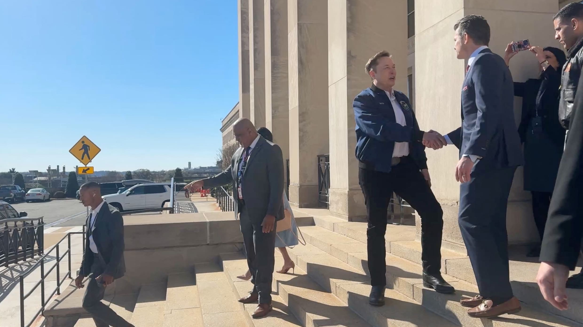 Elon Musk wil Pentagon-medewerkers laten vervolgen na artikel over ‘gesprekken over mogelijke ...