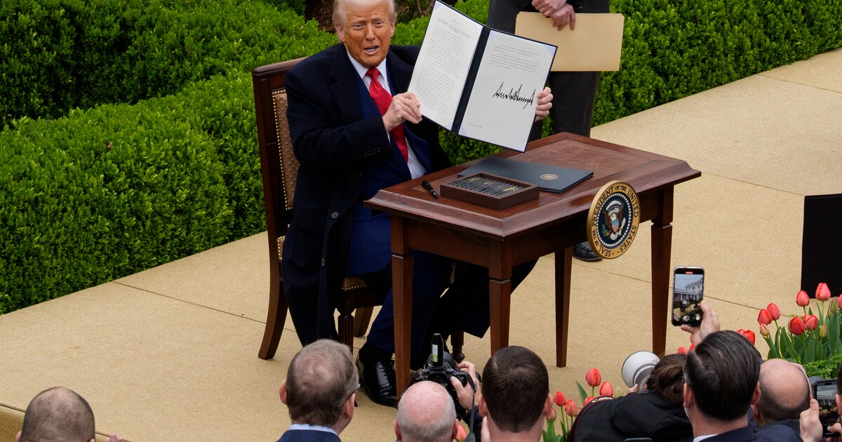 Breed lachend stort Donald Trump de wereld in een ongekende ...