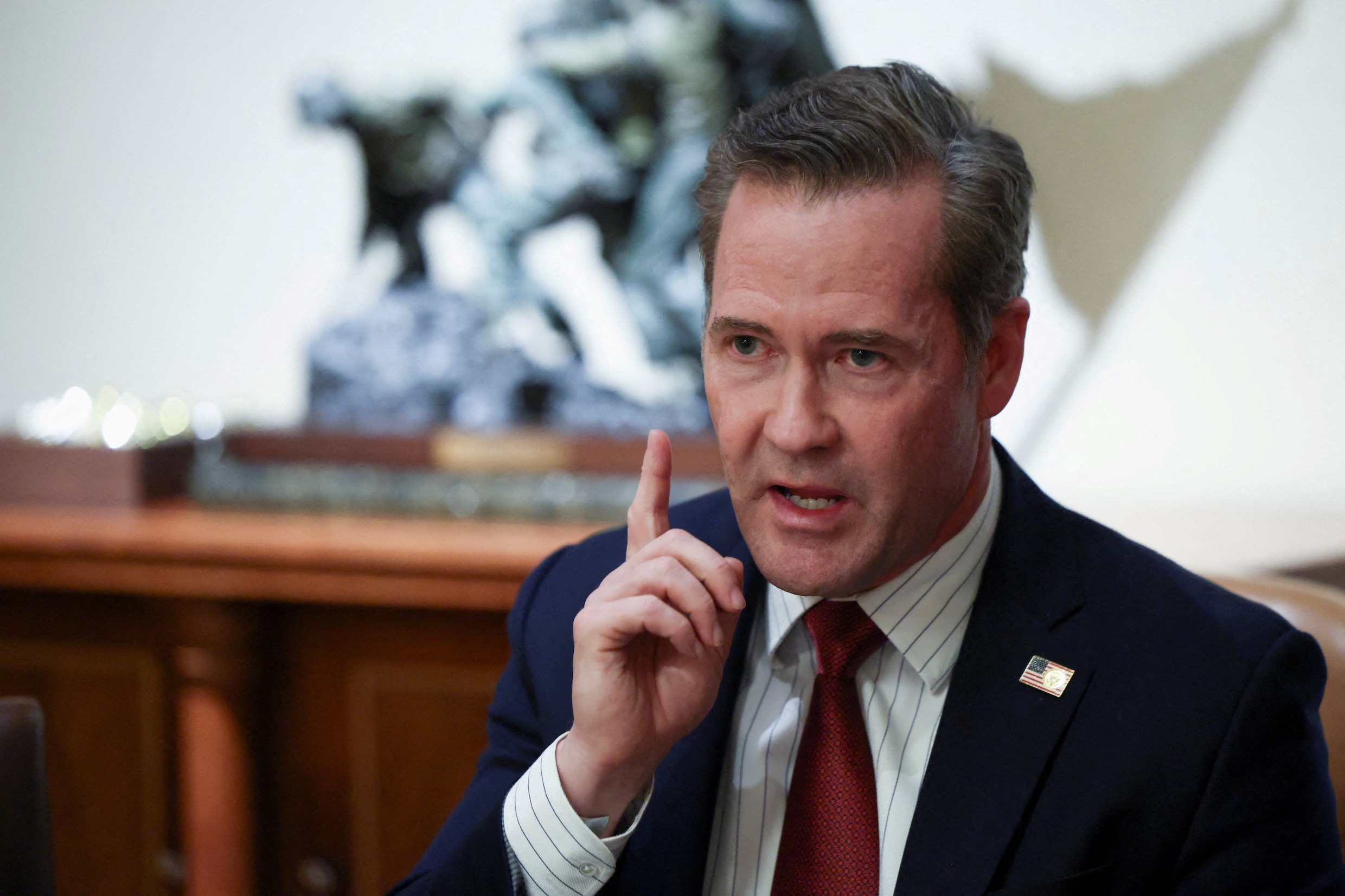 Live - Mike Waltz had telefoonnummer journalist onder verkeerde naam ...