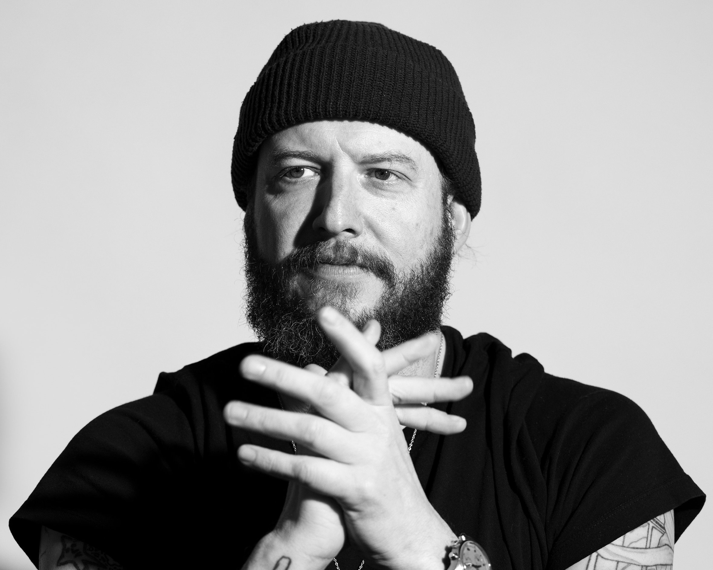 Ineens is Bon Iver gelukkig (en sexy). Dat heeft hem veel moeite gekost ...