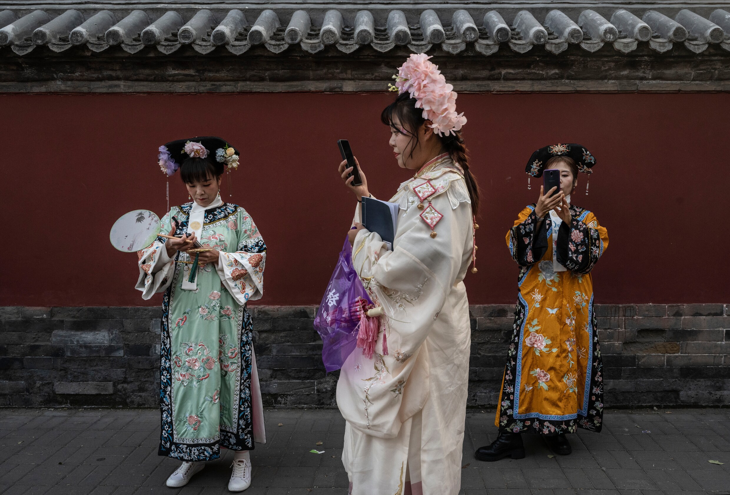 De gehuurde kleren van de keizer leveren bepaald geen sprookje op | De ...