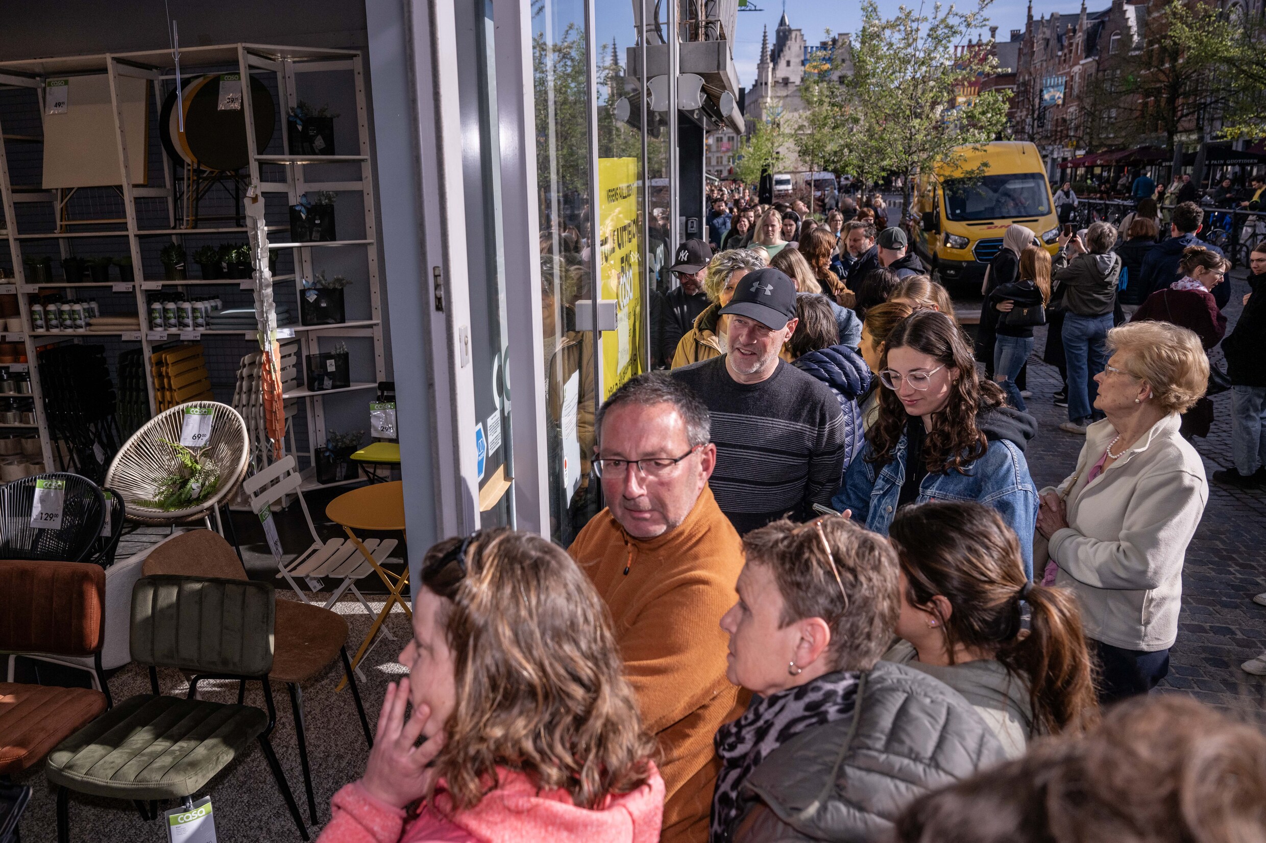 Lange wachtrijen bij uitverkoop van failliete winkelketen Casa | De Morgen