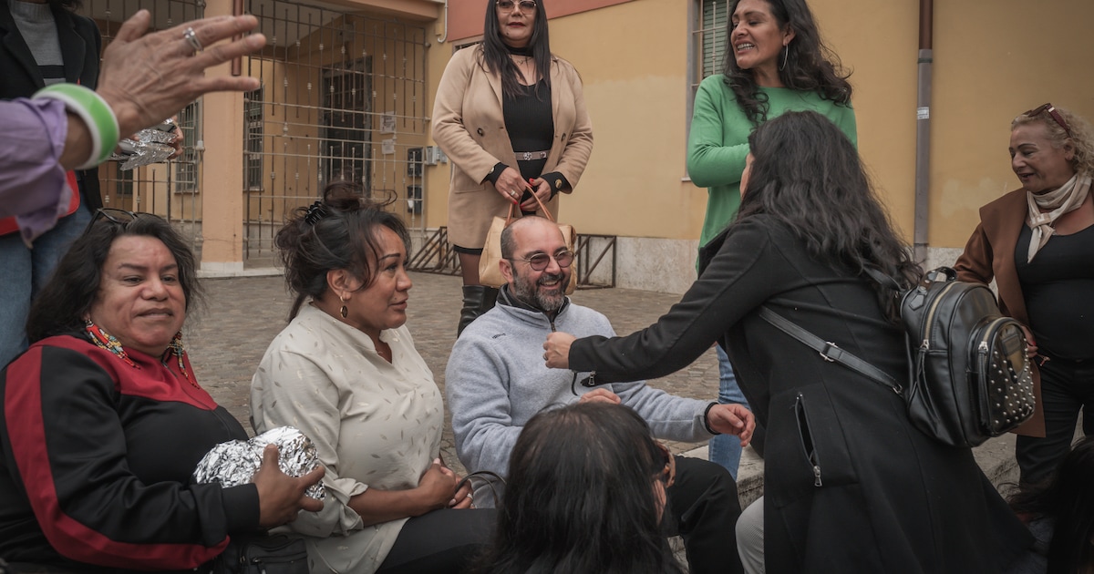 Paus steunt trans sekswerkers met geld en aandacht: ‘Het geloof ziet ...