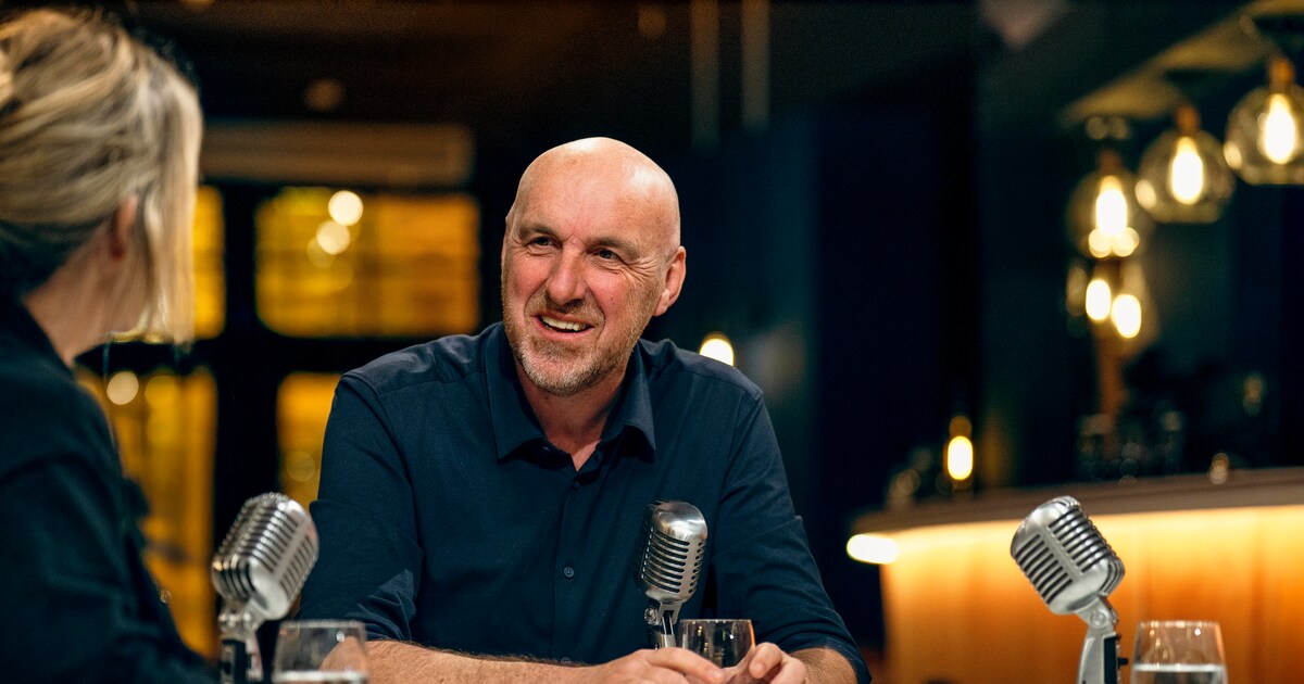 Een deel van het publiek in ‘Bar Goens’ zat met de rug naar het gesprek ...