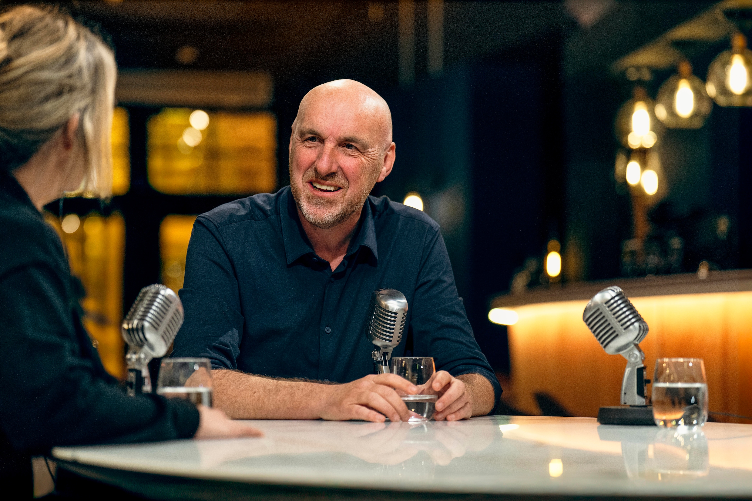 Een deel van het publiek in ‘Bar Goens’ zat met de rug naar het gesprek ...