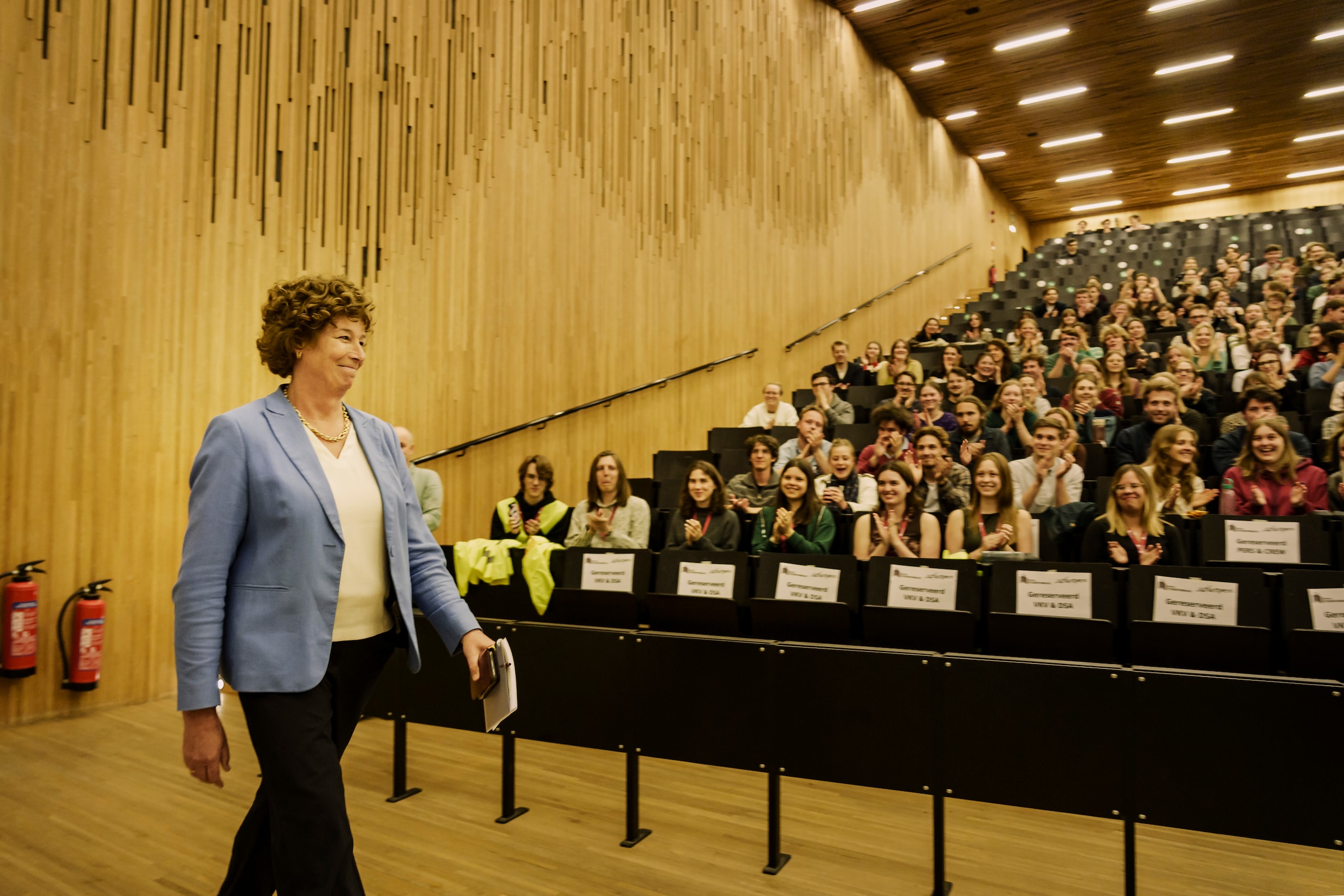Petra De Sutter staat in het oog van de storm maar behoudt het ...