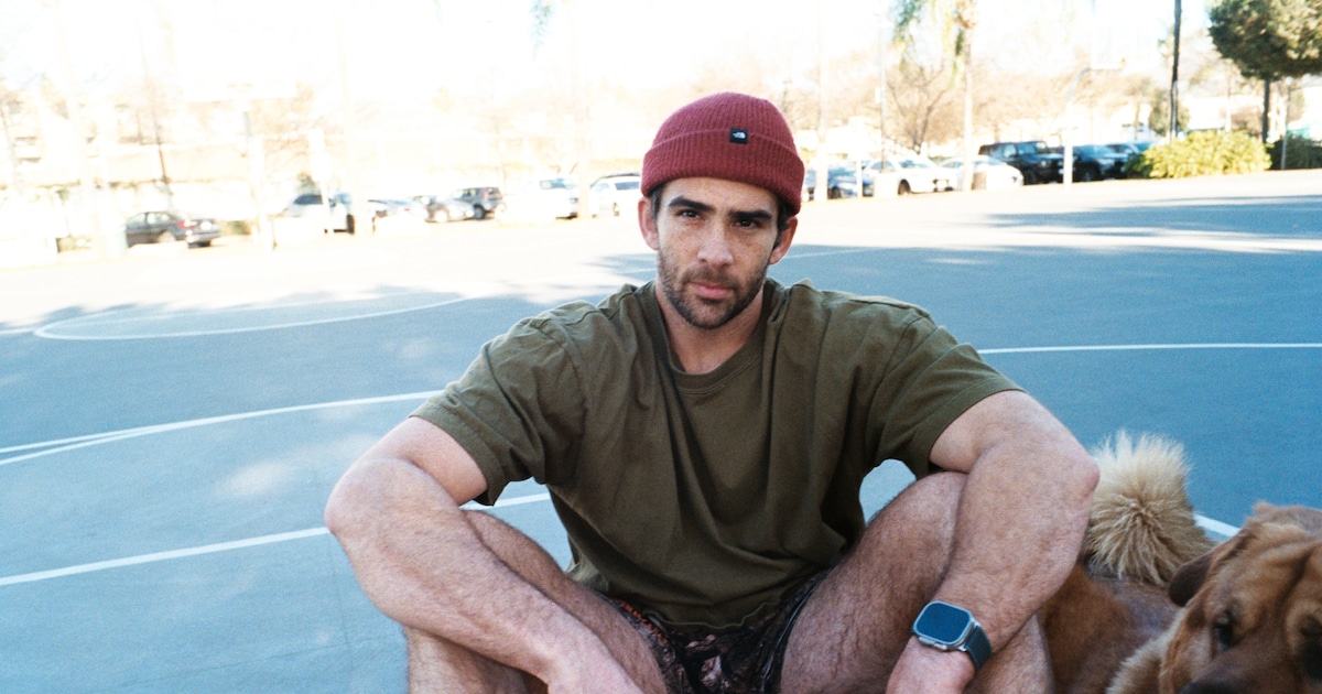 De ‘Joe Rogan van links’ met gelakte nagels en strakke kaaklijn: wie is ...