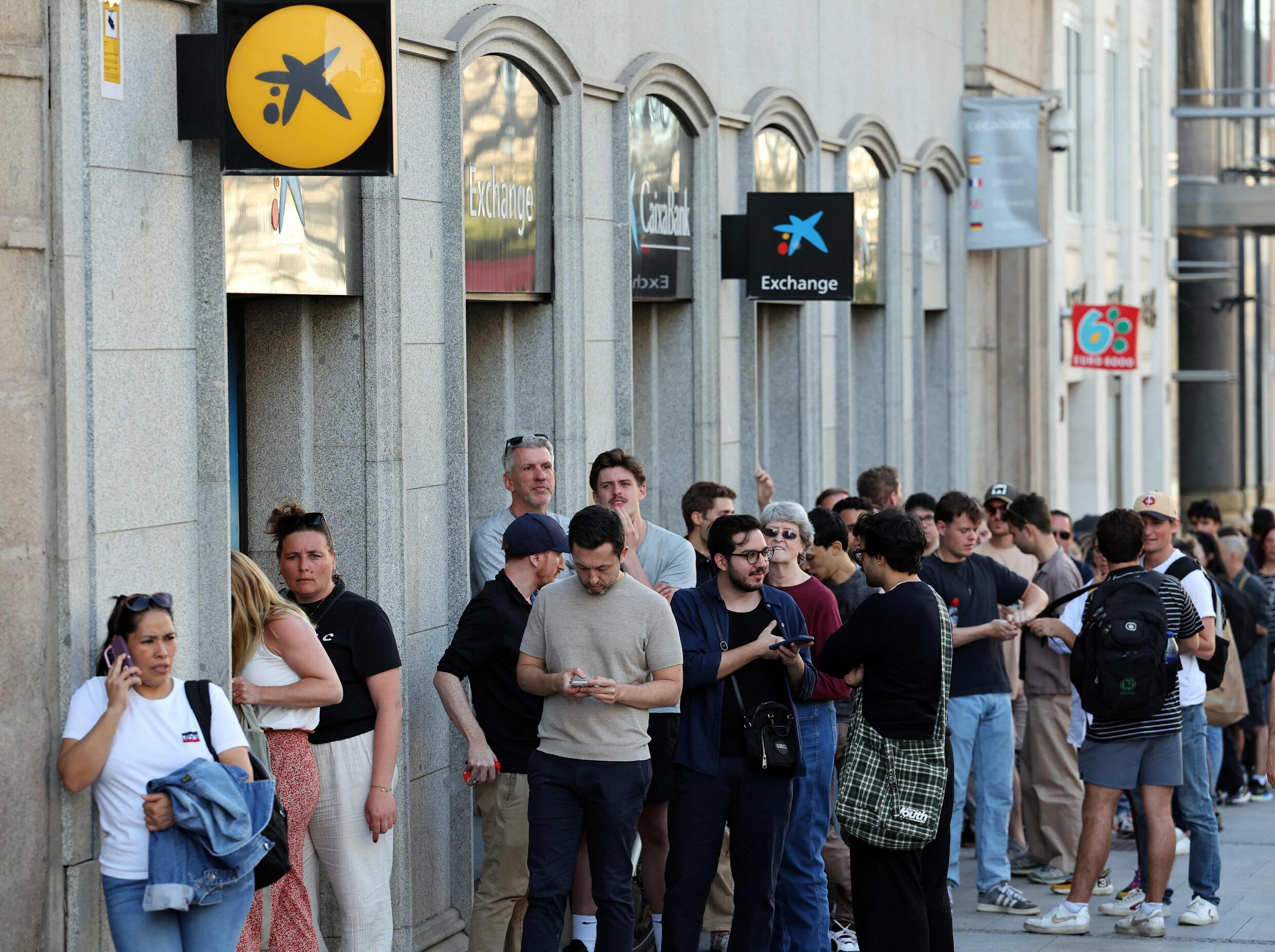 Live - Minstens 5 doden in Spanje door stroomstoring • ‘15 gigawatt aan ...