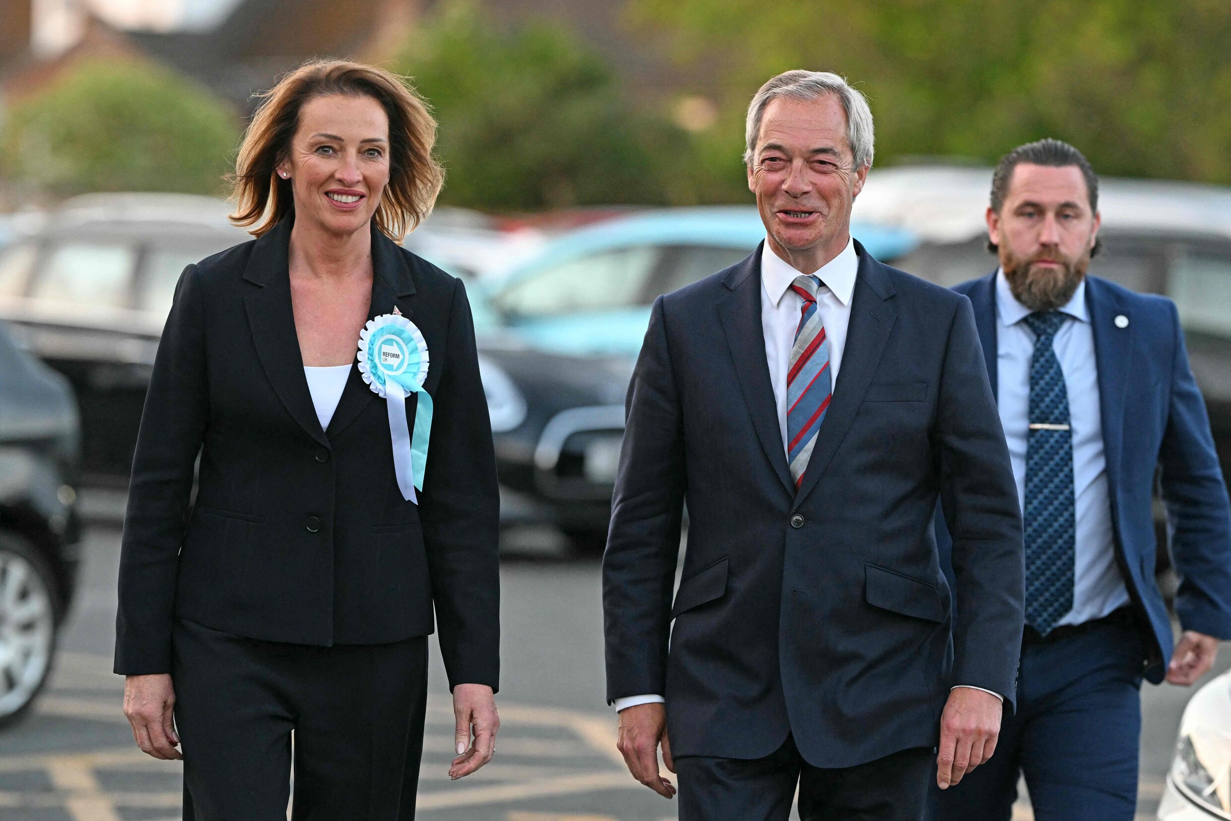 Nigel Farage deelt Labour een harde klap uit in tussentijdse ...