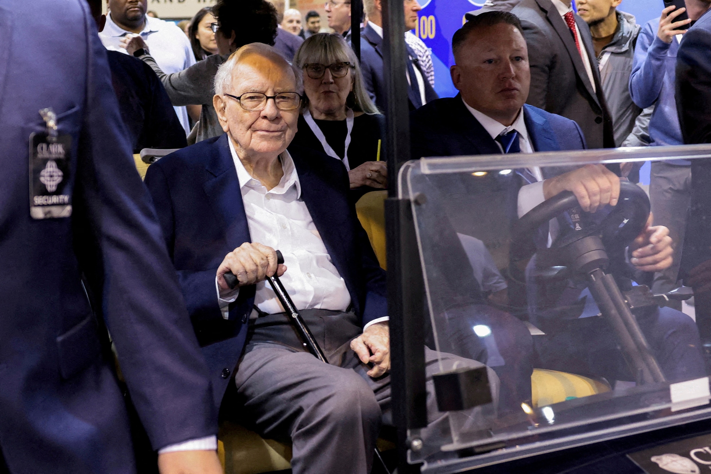 Superbelegger Warren Buffett kondigt plots zijn vertrek aan: ‘De dollar ...