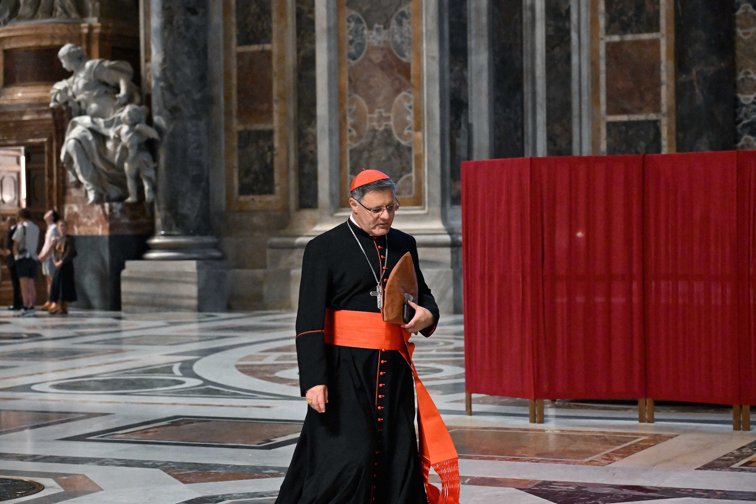 Hoe verloopt het conclaaf? En wanneer is er witte rook? | De Morgen