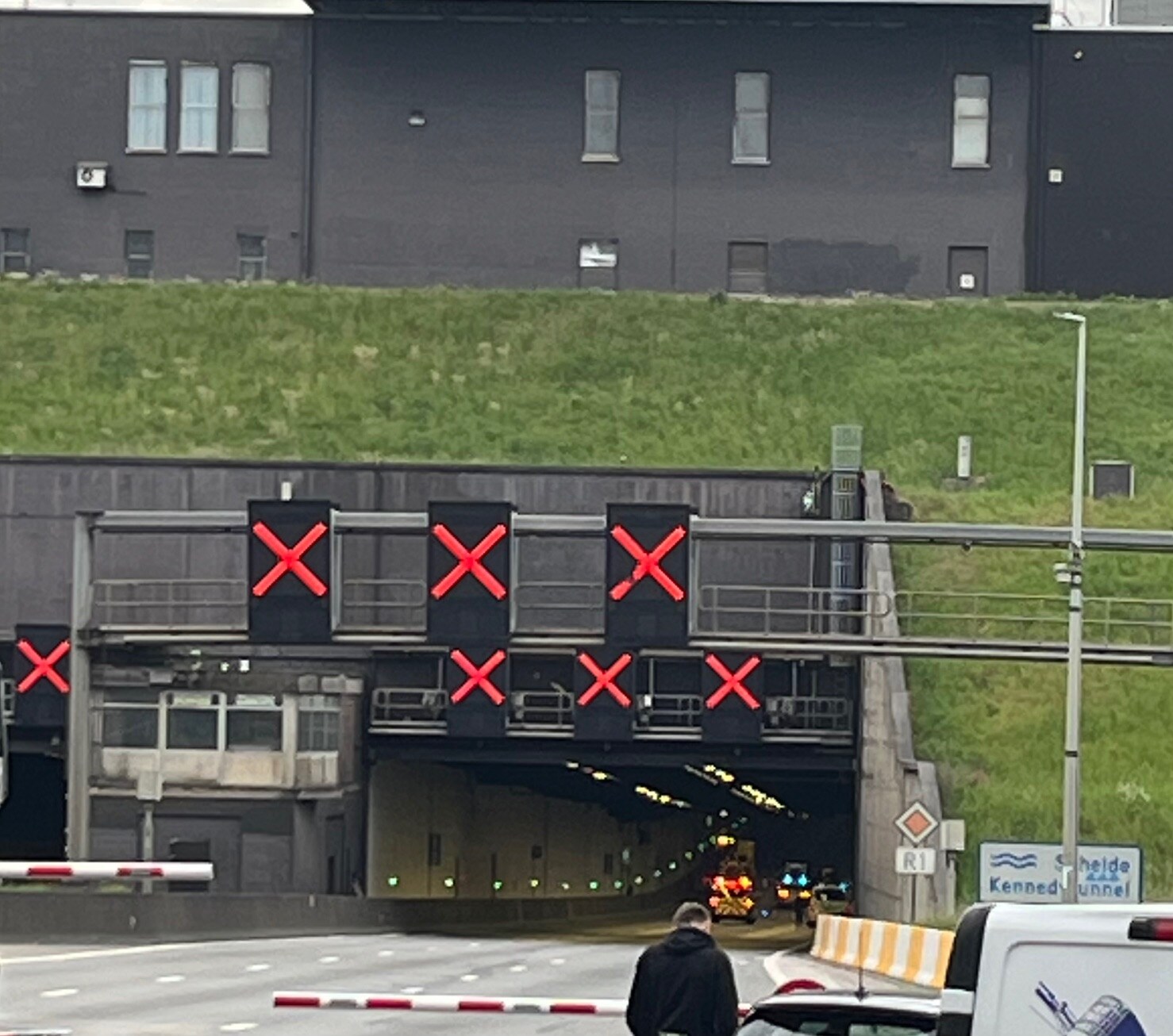 Achtervolging in Nederland gestolen wagen eindigt met zware crash in ...