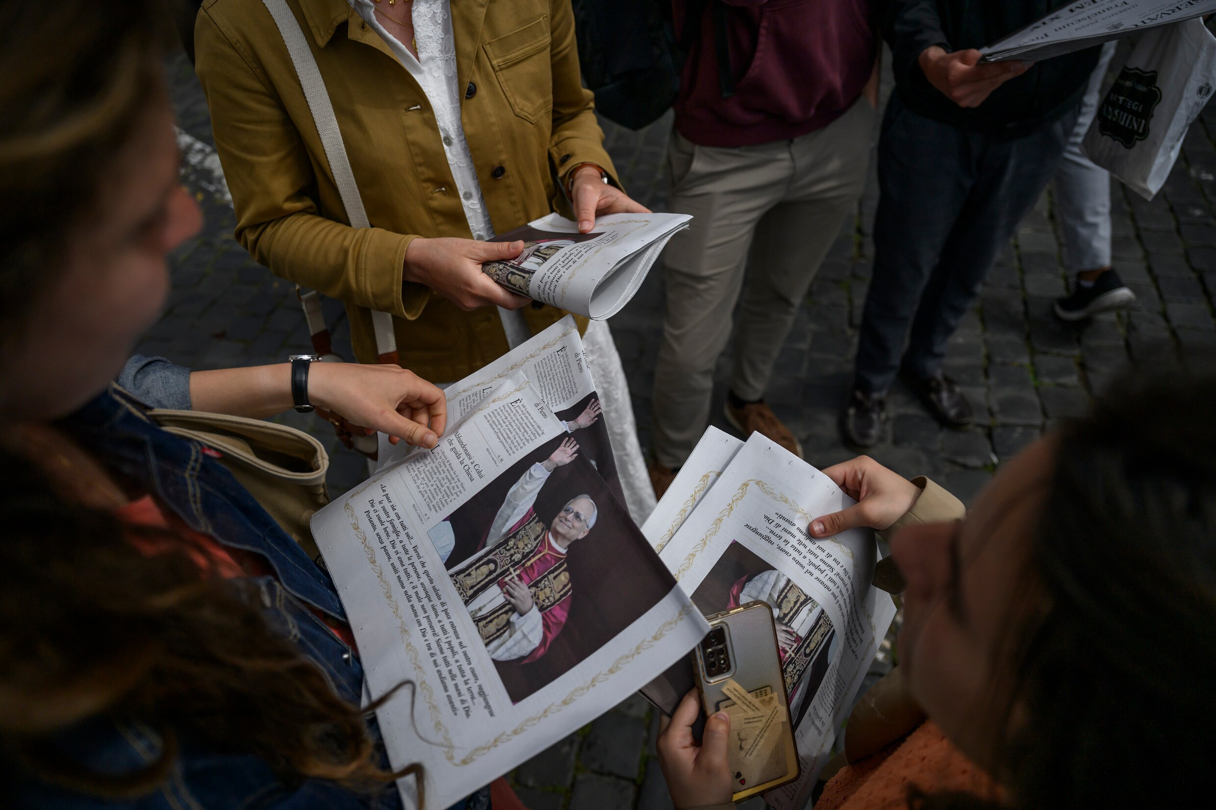 Dat de nieuwe paus niet gewoon in het wit verschijnt, is een statement ...