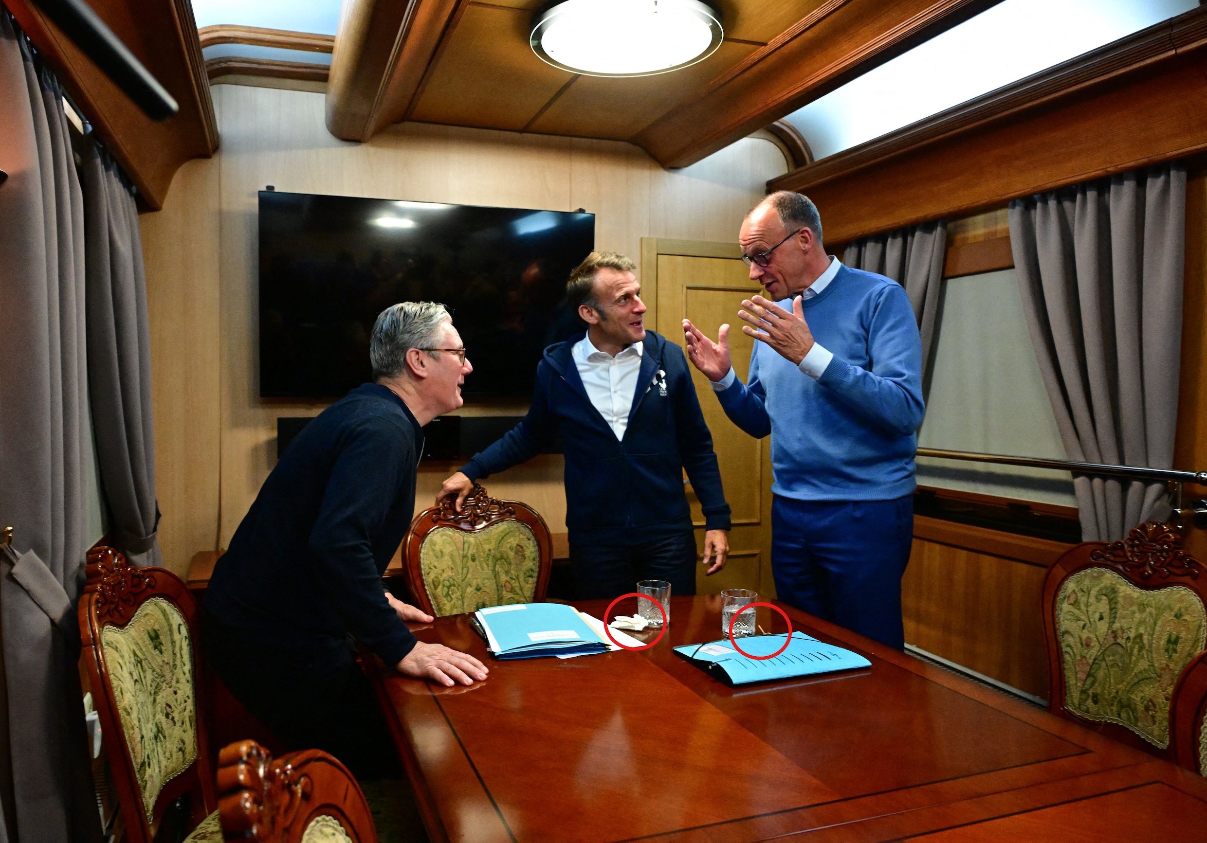 Zelfs Russische topdiplomaten laten uitschijnen dat Macron coke ...