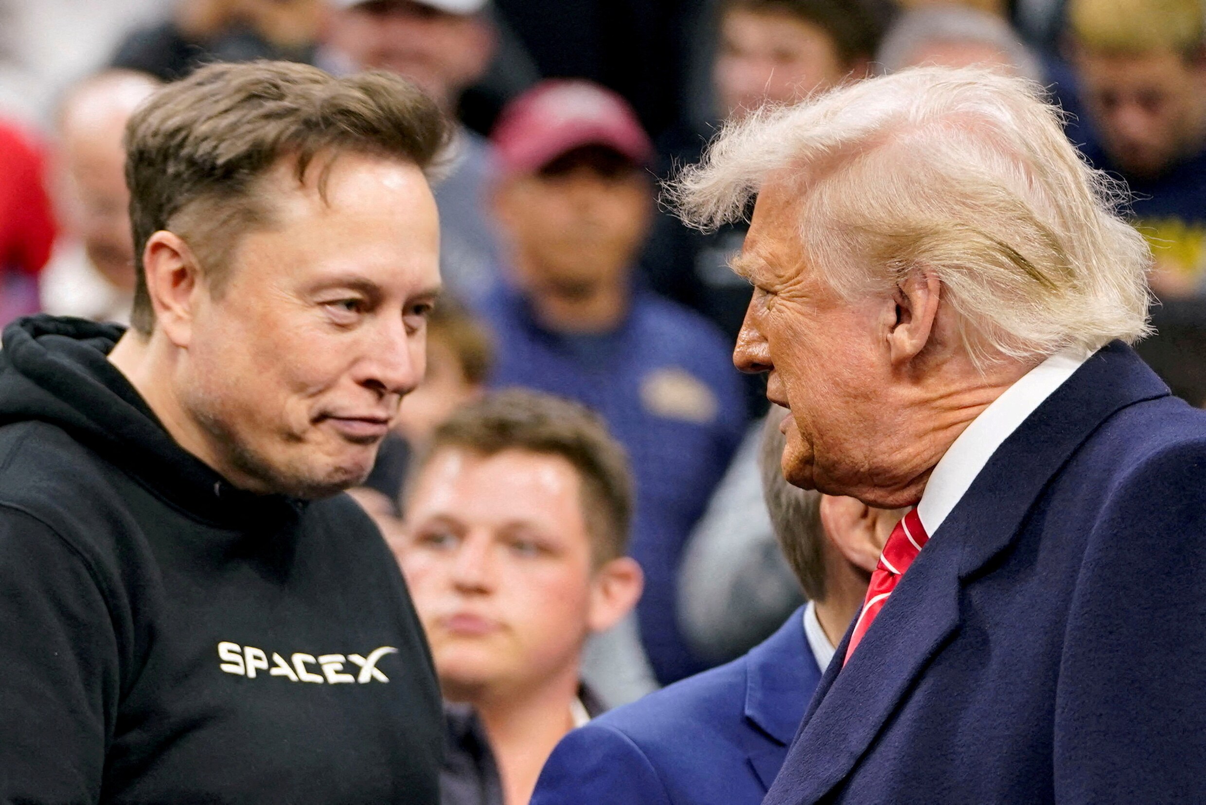 Live - Rechter blokkeert importheffingen Trump • Elon Musk stopt met ...
