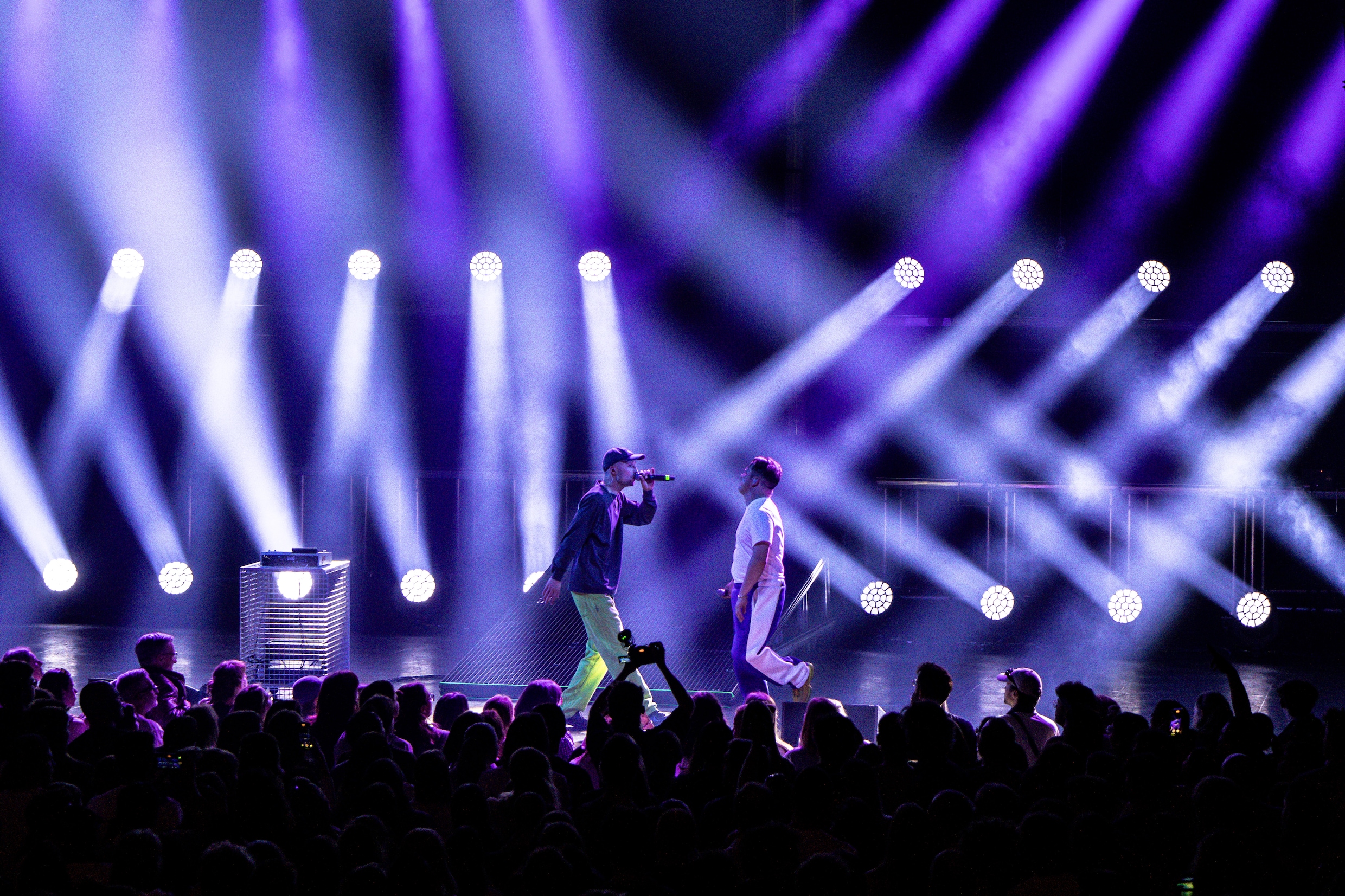 Het rave-teefje in ons werd spoorslags loops bij Glints die de AB ...