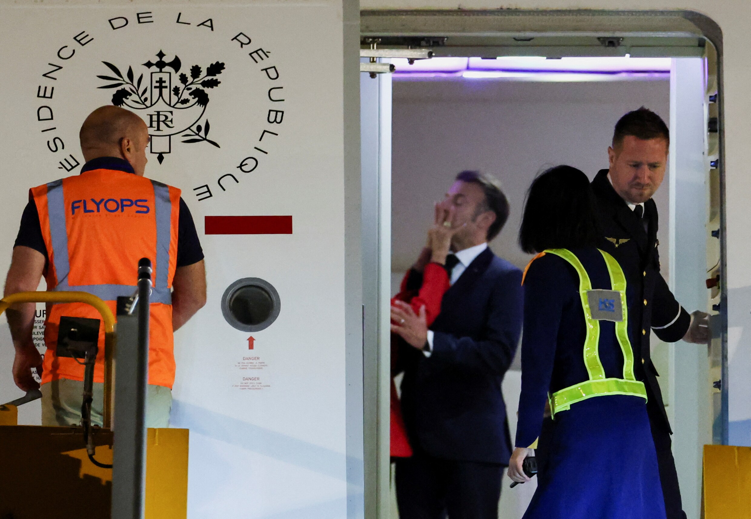 Franse president Emmanuel Macron krijgt duw in gezicht van echtgenote: ‘Speels moment’ | De Morgen