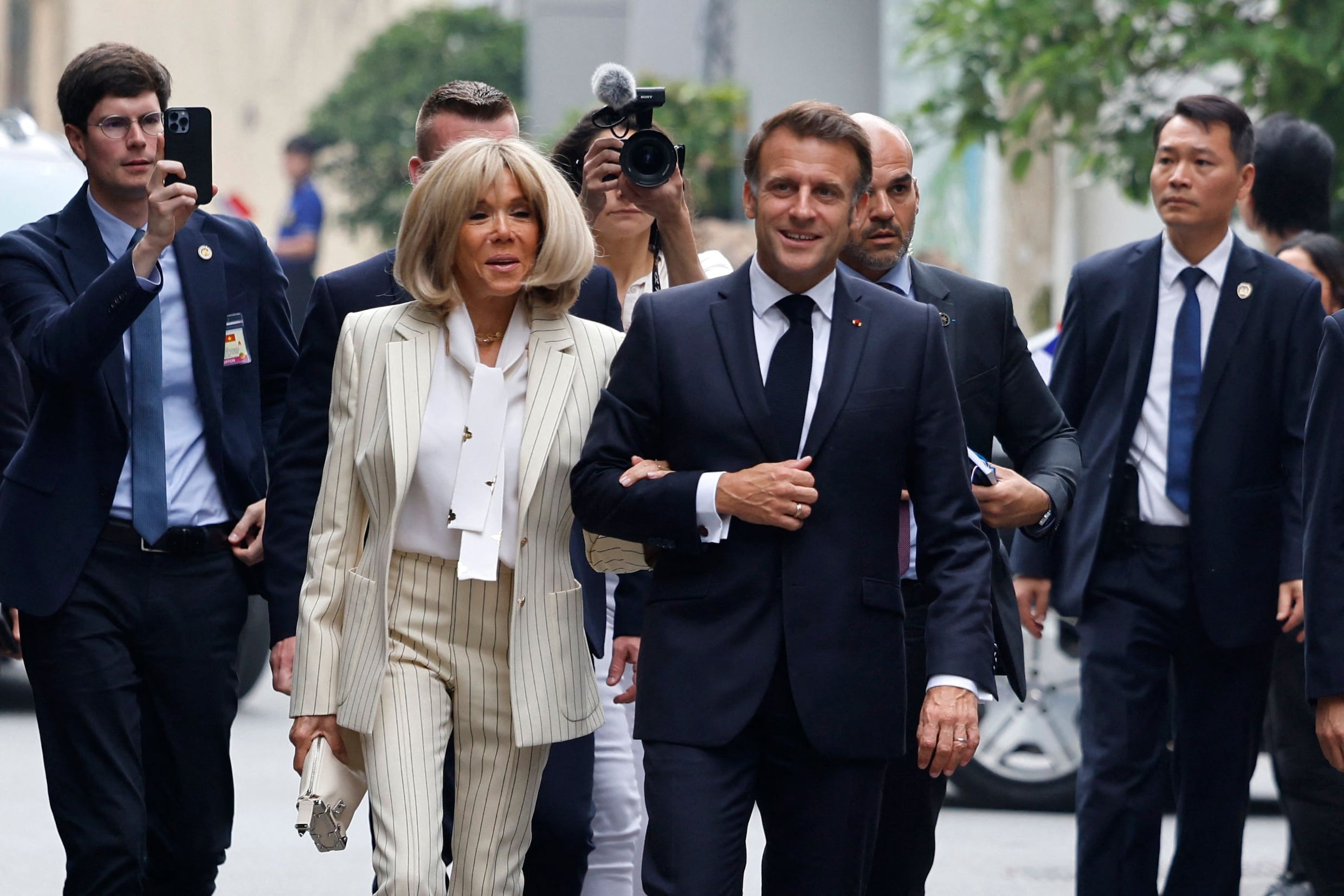 Na de ‘tik’ die wereld rondging: de Macrons knuffelen nare geruchten ...