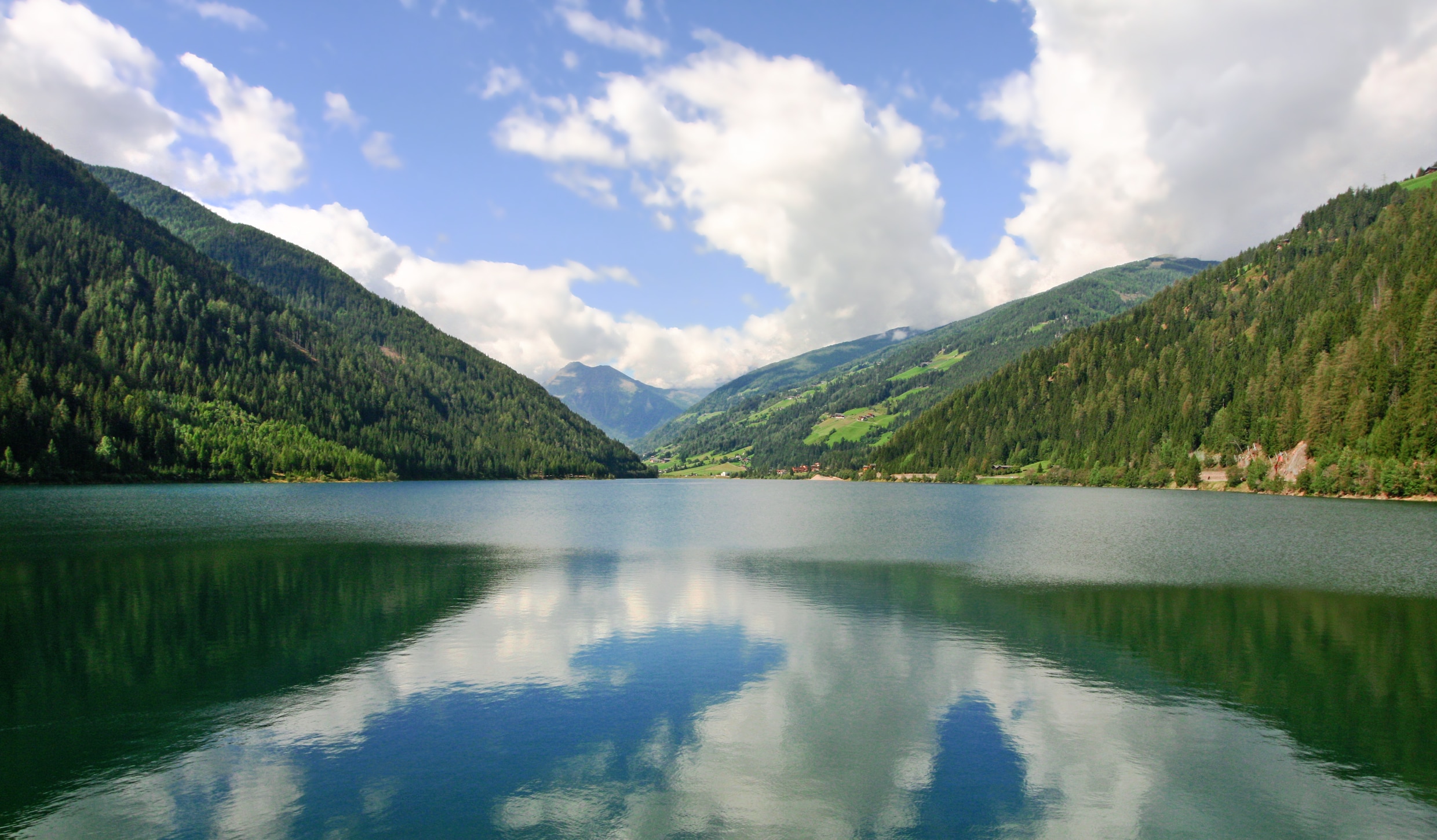 Stuwmeer in de Dolomieten stroomt leeg door lek: 15.000 liter water ...